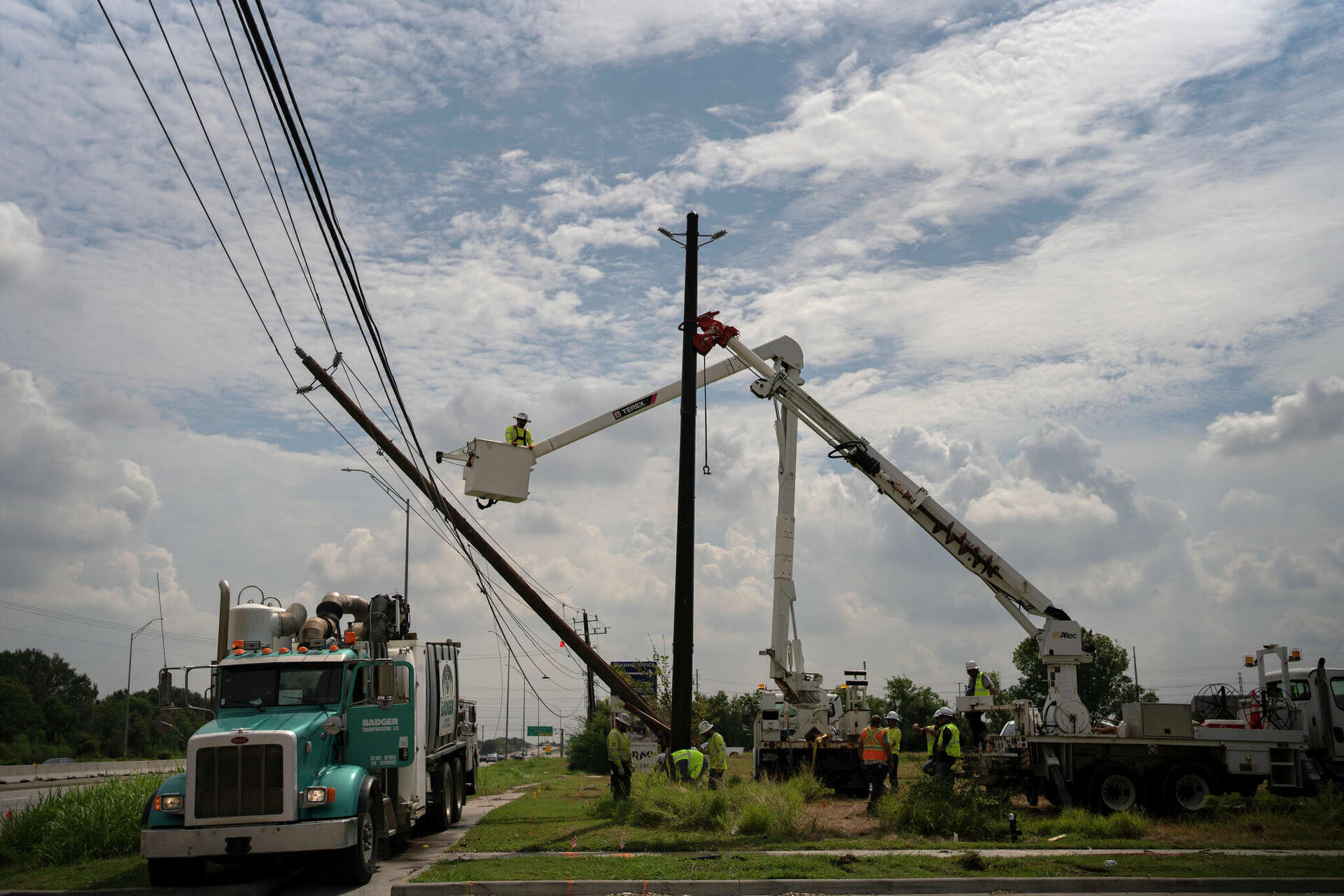 Thousands in Houston without power as severe winds roll in