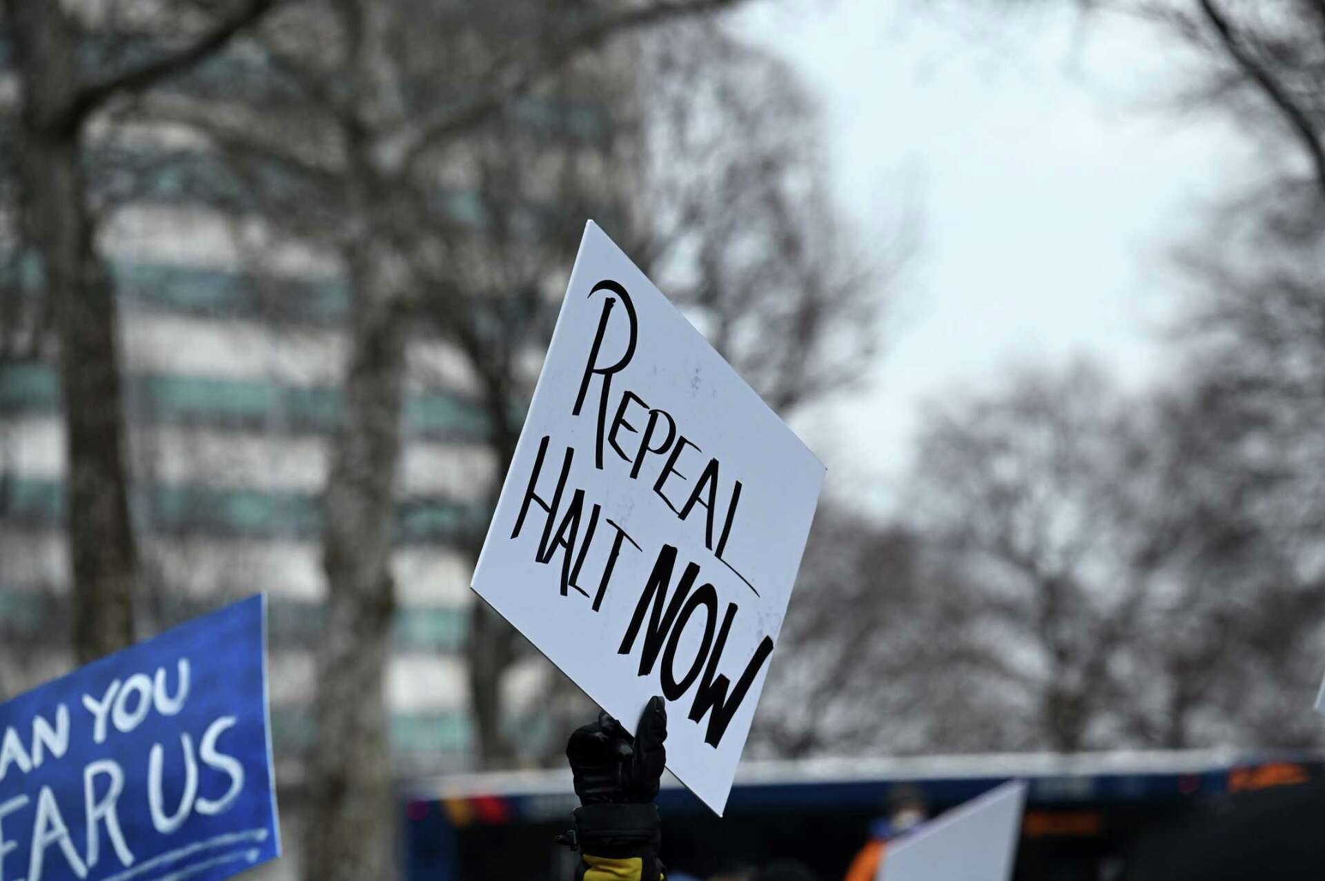 Hundreds of NY correction officers head to Capitol for protest