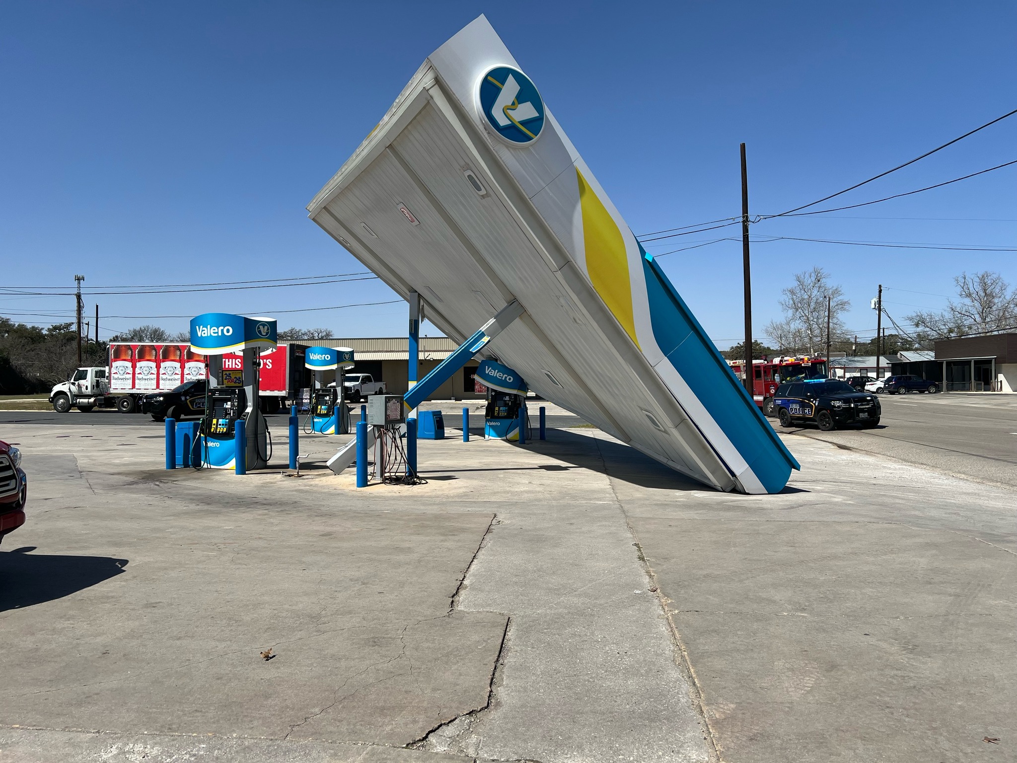 High winds topple Valero gas station awning in Boerne
