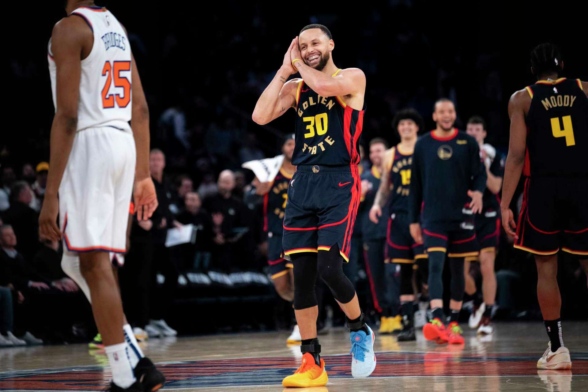 Warriors’ Steph Curry shrugs off aching ankle, inflicts pain on Knicks