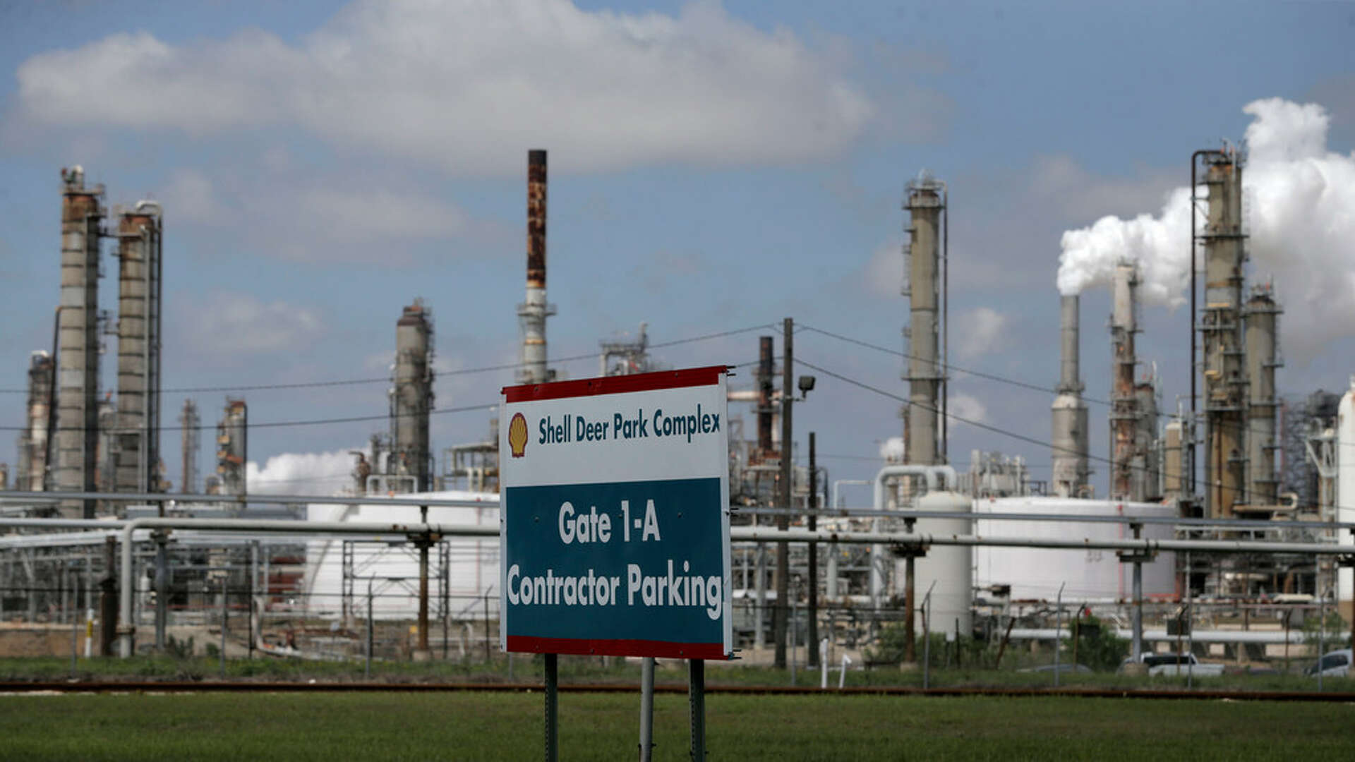 Shell considers sale of Deer Park Facility, report says