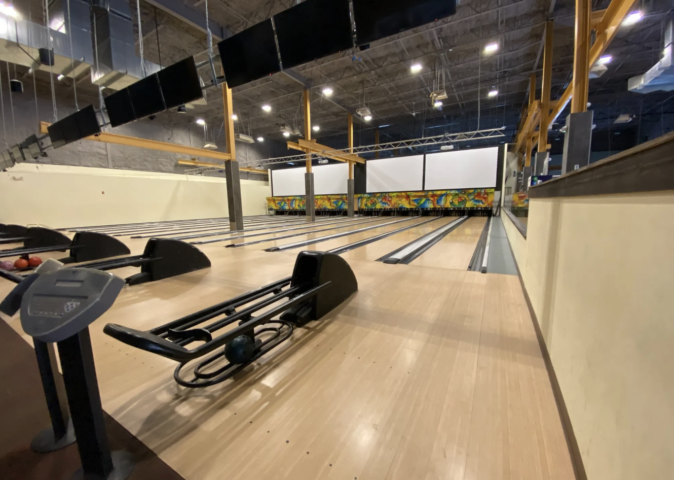 'Turnkey' CT bowling alley, entertainment complex listed for $4.4M