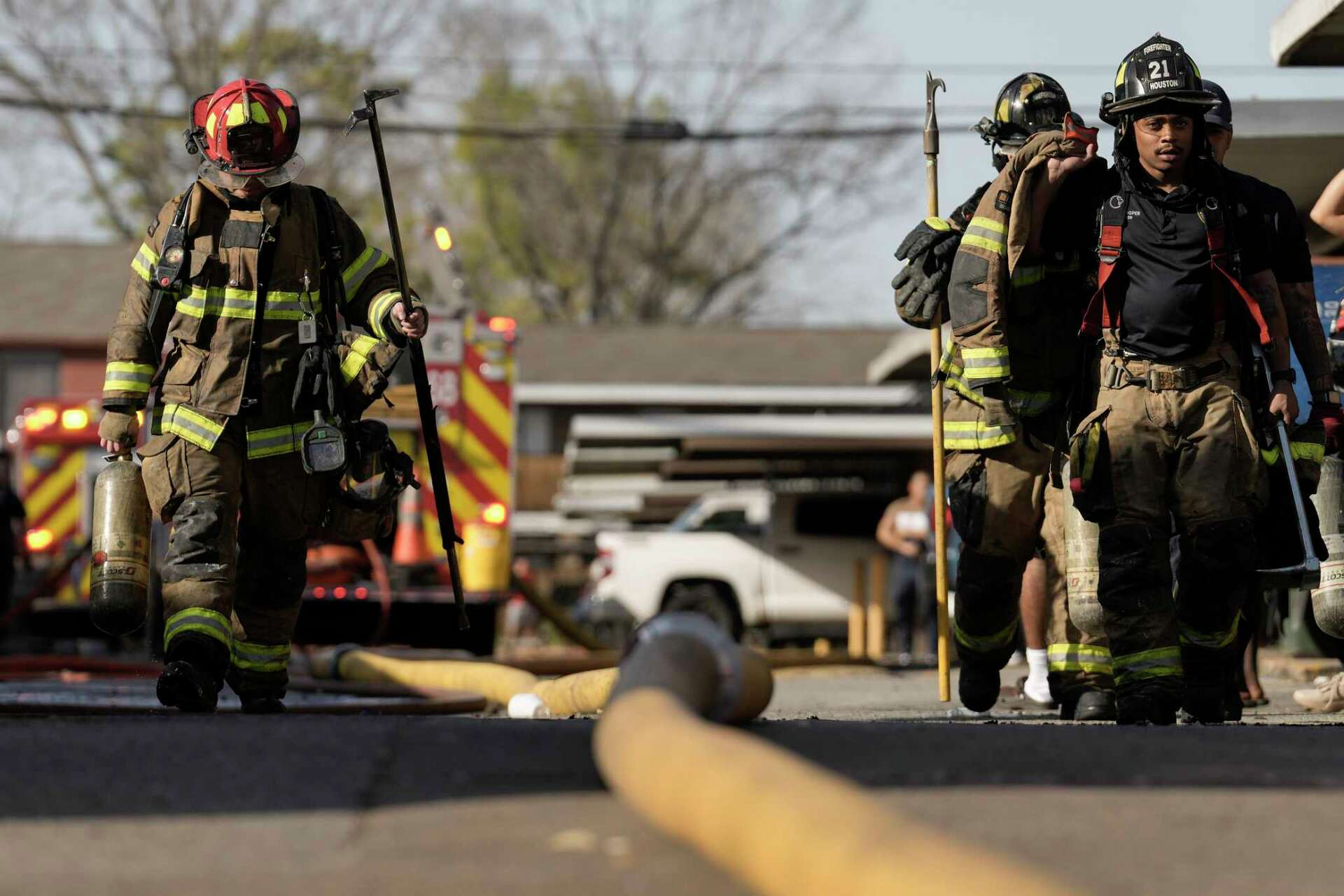 About 40 apartments destroyed in southwest Houston fire