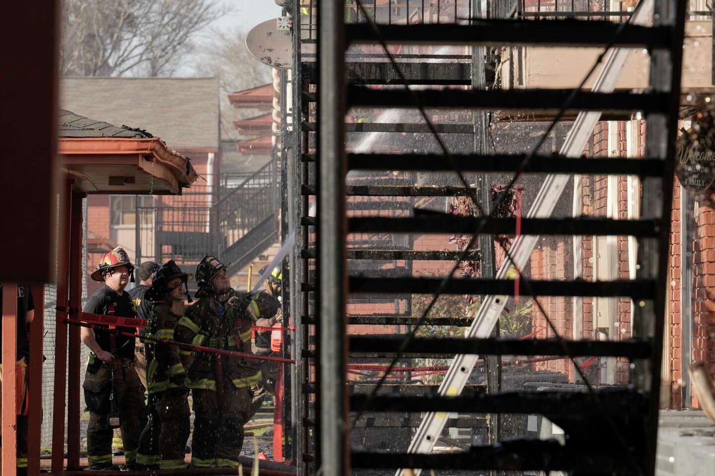 About 40 apartments destroyed in southwest Houston fire