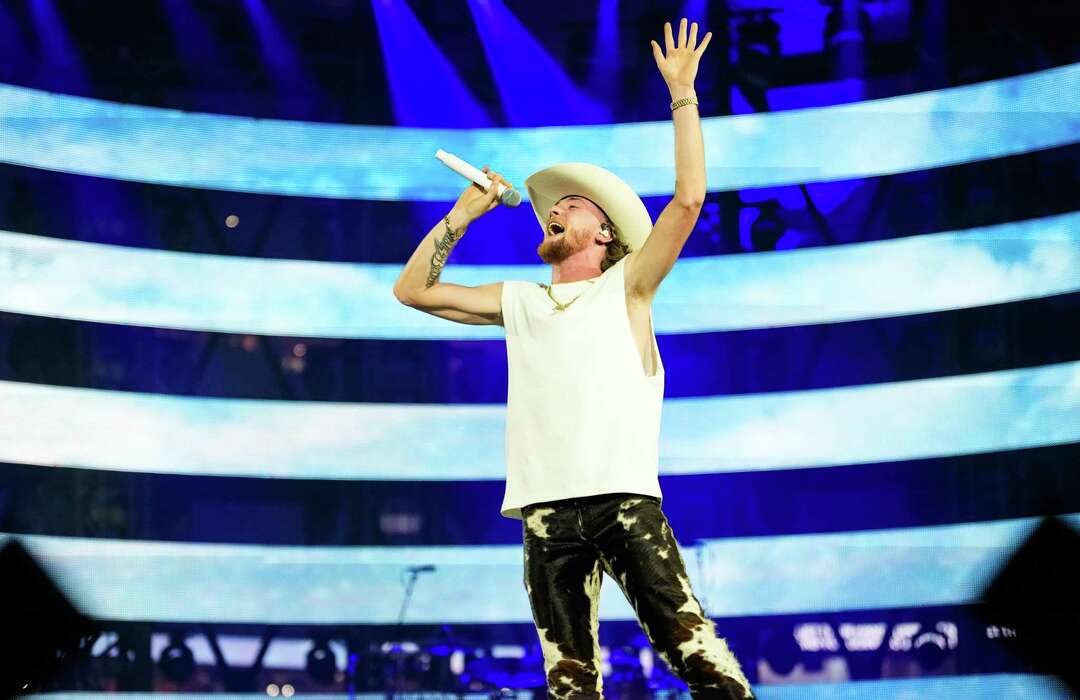 Houston Rodeo review: Bailey Zimmerman debuts in front of 70,000 fans