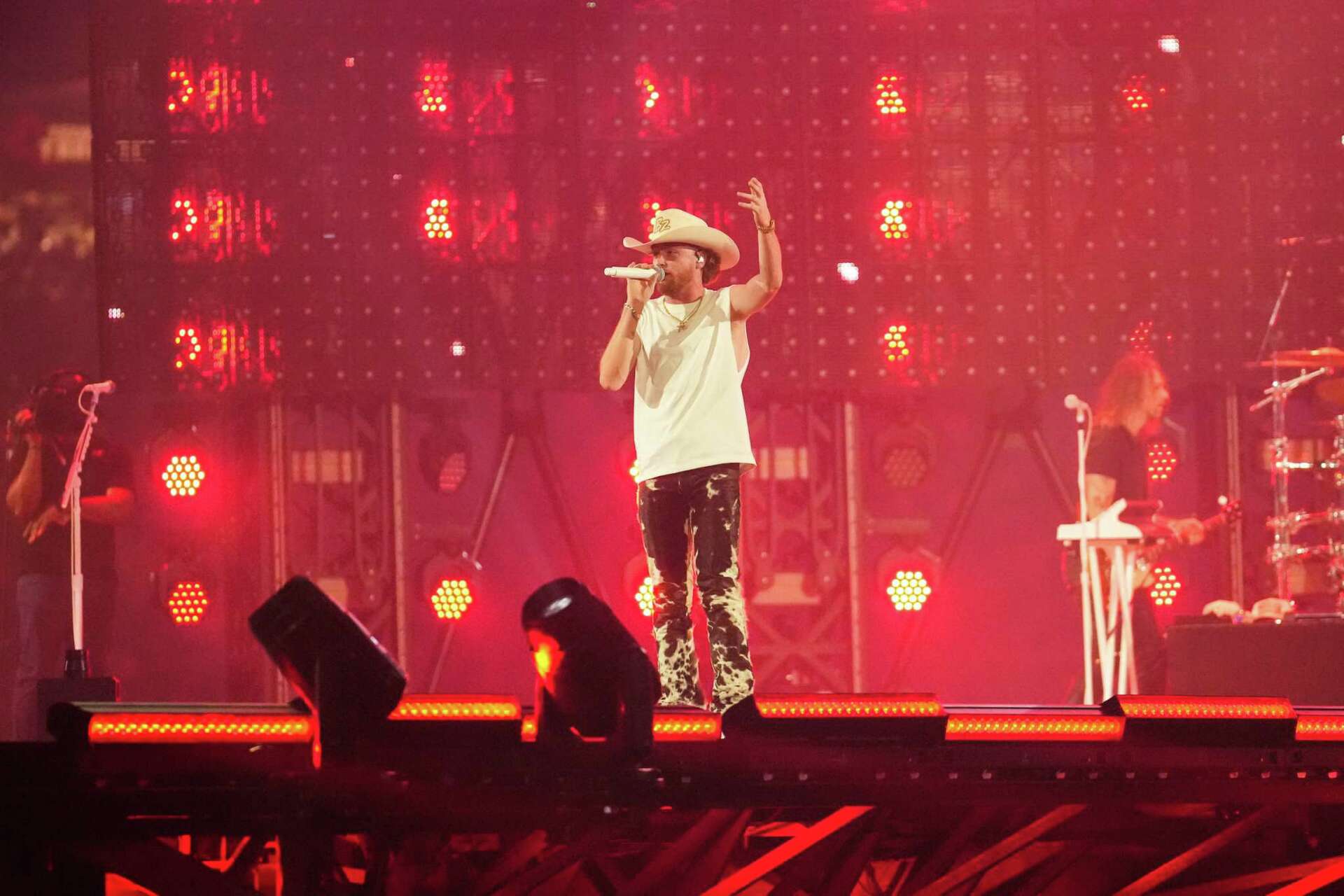 Houston Rodeo review: Bailey Zimmerman debuts in front of 70,000 fans