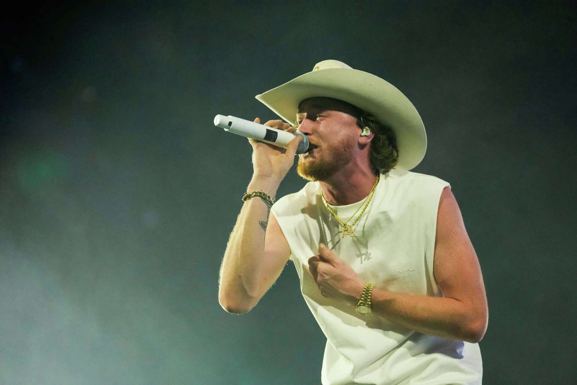 Houston Rodeo review: Bailey Zimmerman debuts in front of 70,000 fans