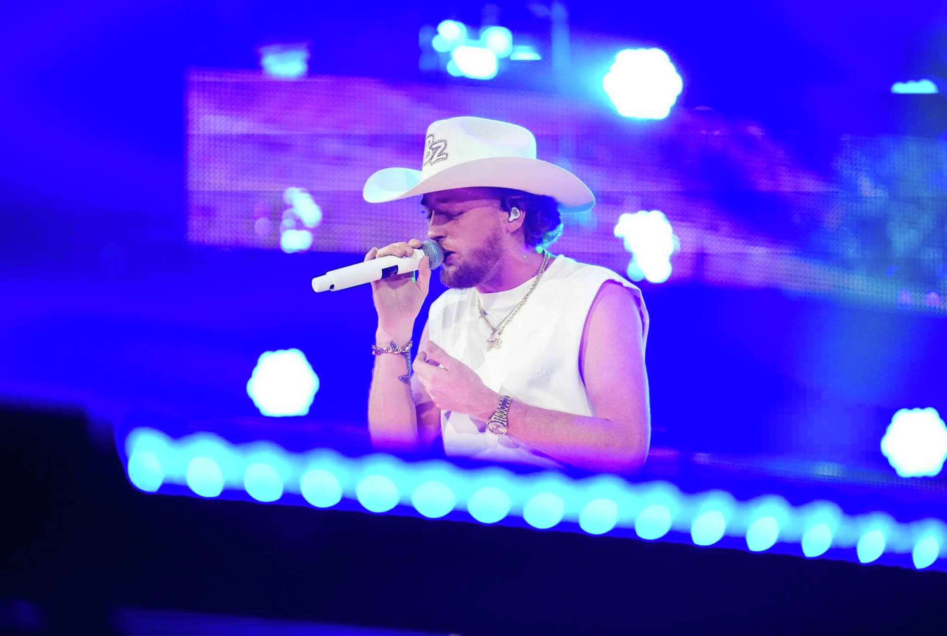 Houston Rodeo review: Bailey Zimmerman debuts in front of 70,000 fans