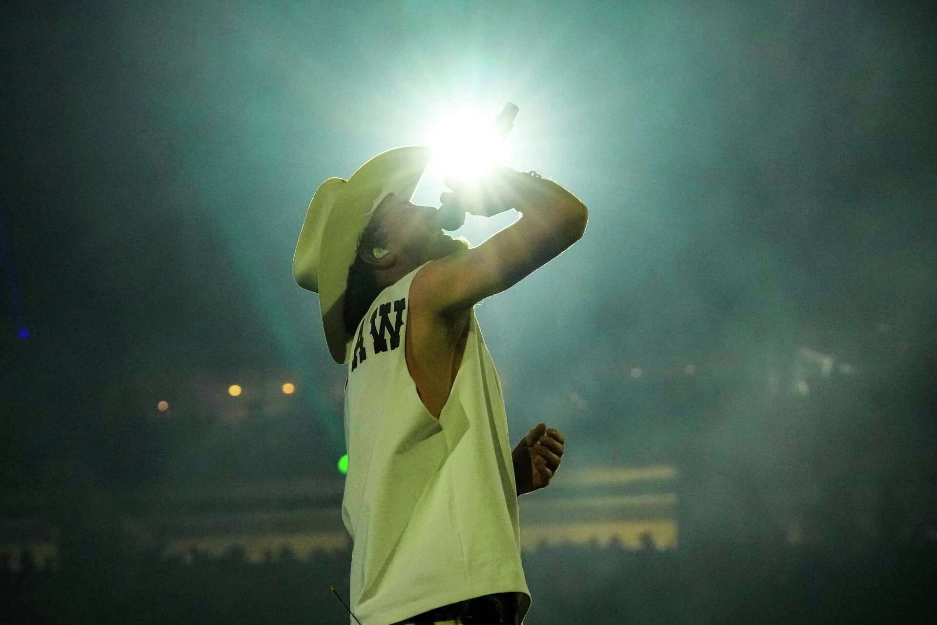 Houston Rodeo review: Bailey Zimmerman debuts in front of 70,000 fans