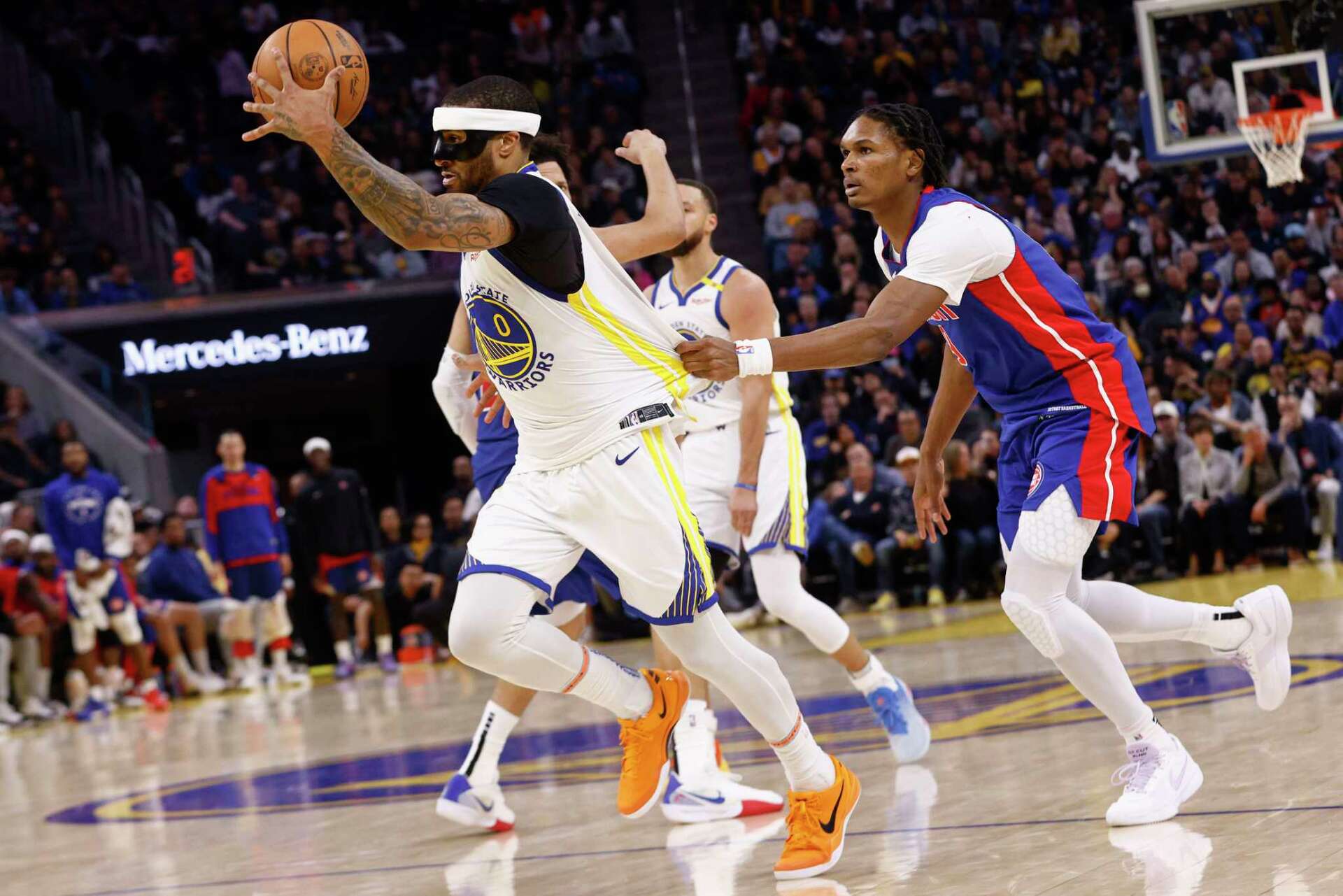 Warriors’ Draymond Green hits big 3, Curry scores 32 to edge Pistons