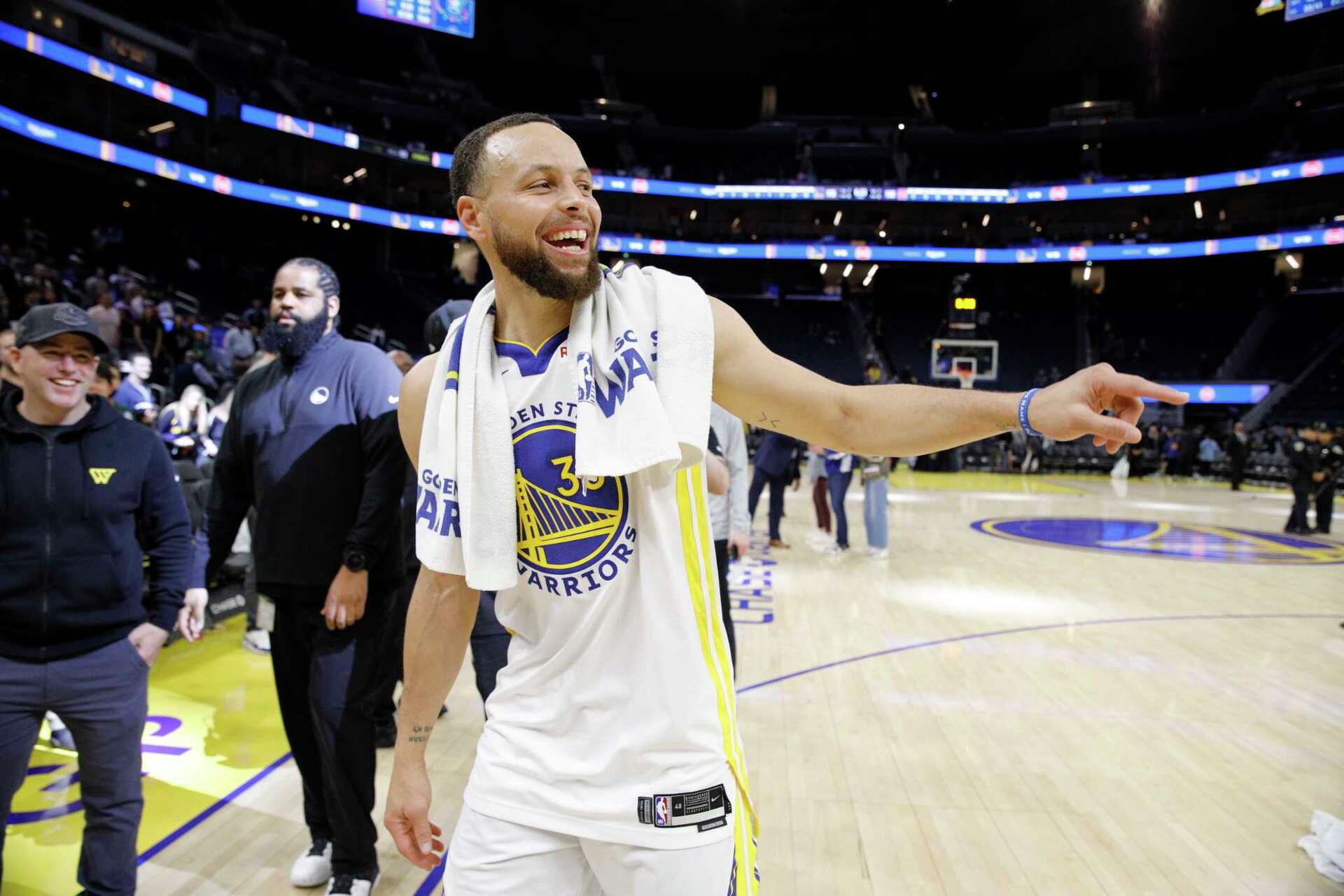 Warriors’ Draymond Green hits big 3, Curry scores 32 to edge Pistons