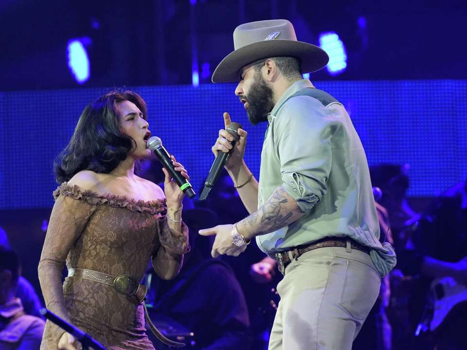 Houston Rodeo review: Carin León's música Mexicana draws 70K fans