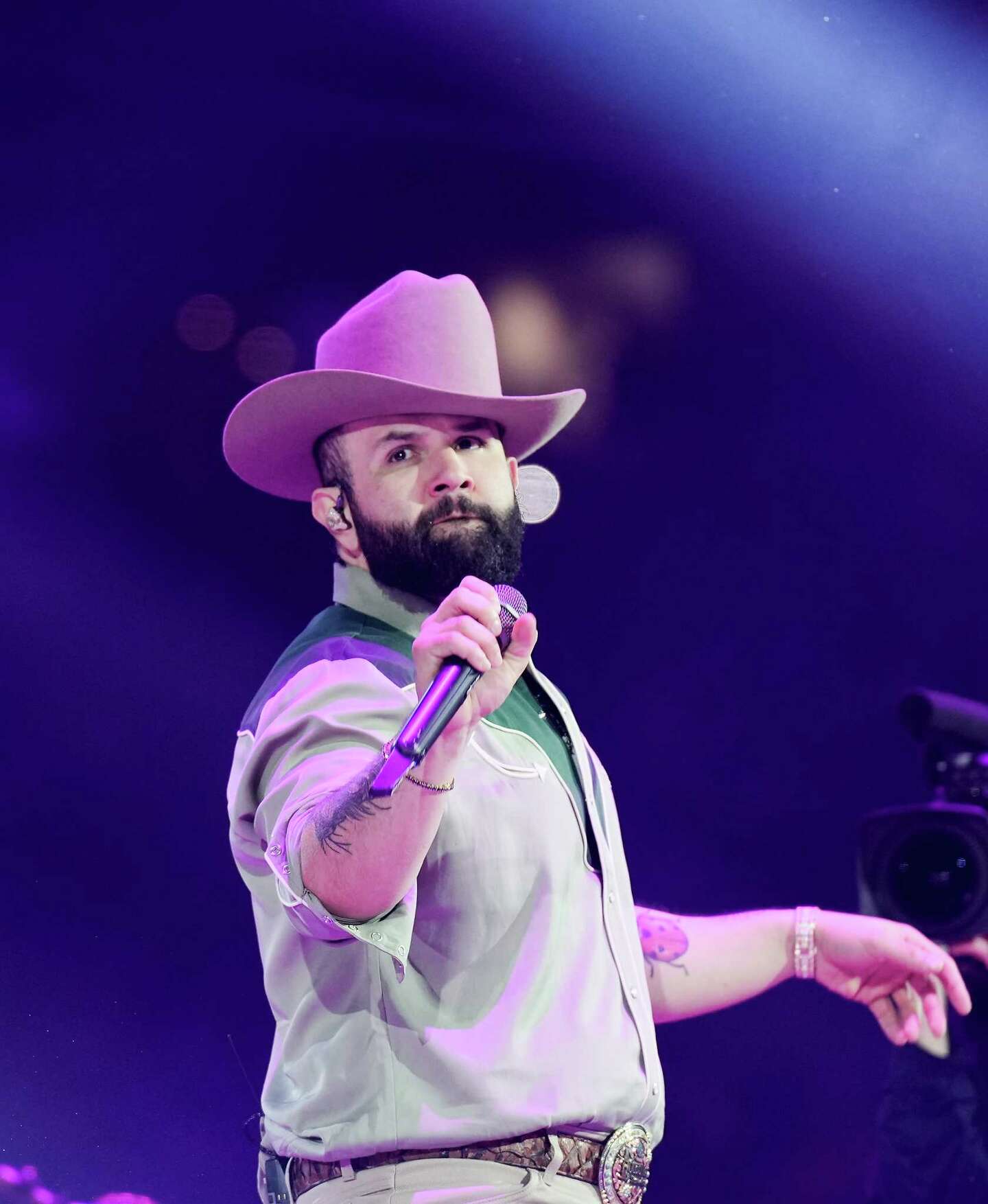 Houston Rodeo review: Carin León's música Mexicana draws 70K fans