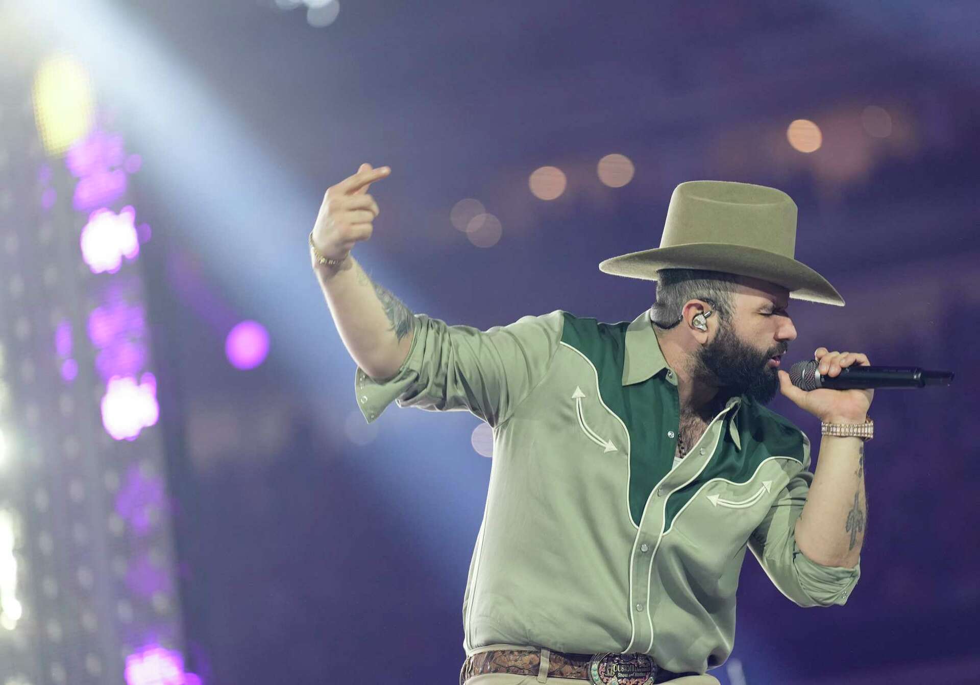Houston Rodeo review: Carin León's música Mexicana draws 70K fans