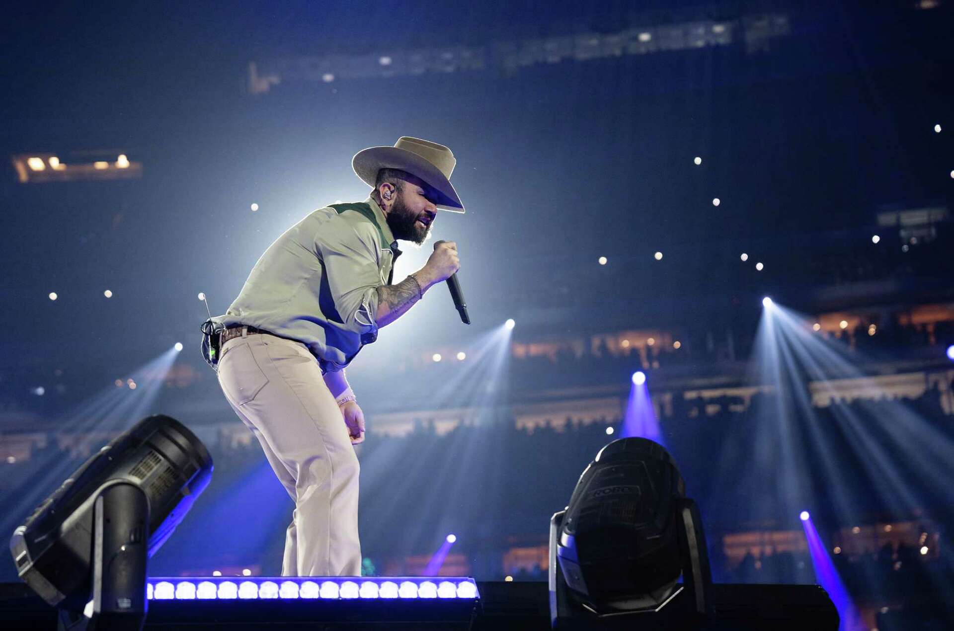 Houston Rodeo review: Carin León's música Mexicana draws 70K fans