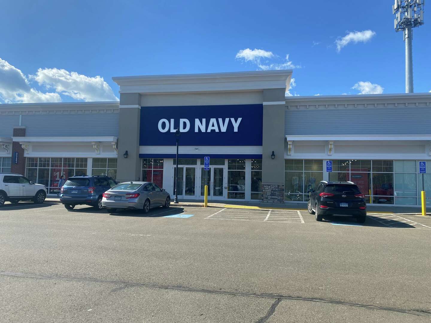 Old Navy opens new store in CT's Guilford Commons after Westbrook exit
