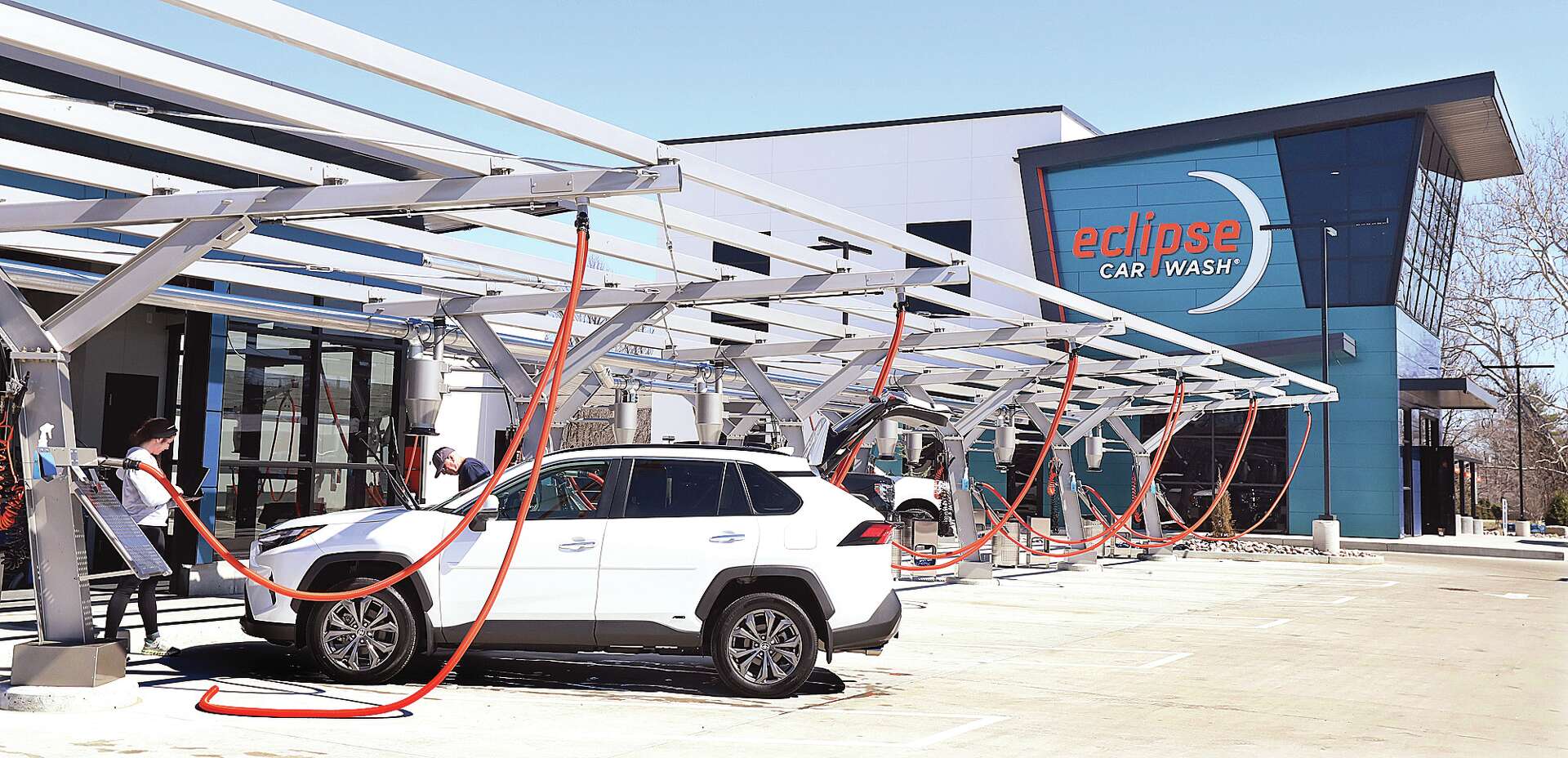 Eclipse Car Wash opens in Godfrey, features 195-foot wash tunnel