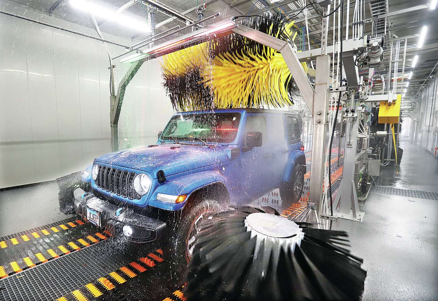 Eclipse Car Wash opens in Godfrey, features 195-foot wash tunnel