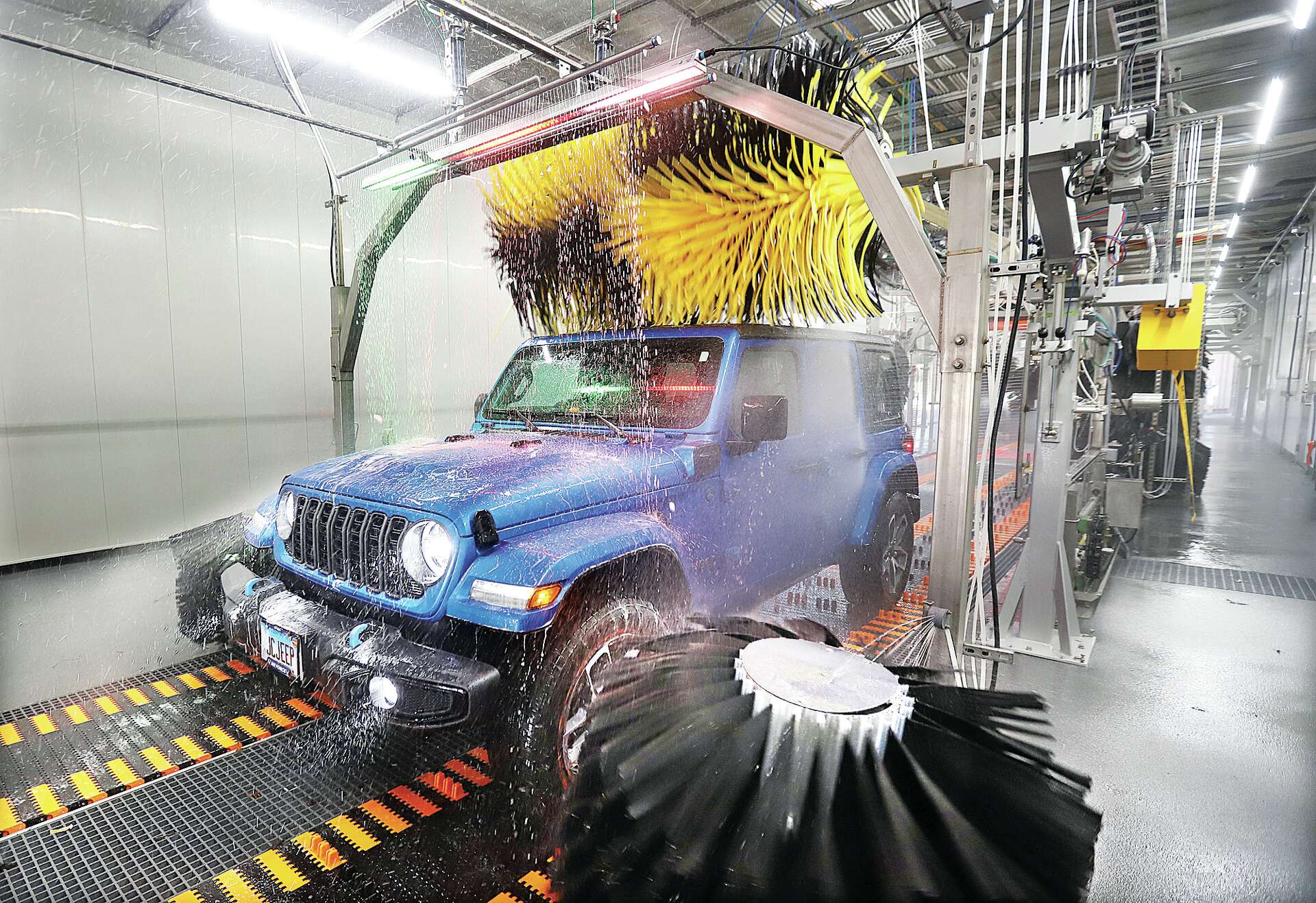 Eclipse Car Wash opens in Godfrey, features 195-foot wash tunnel