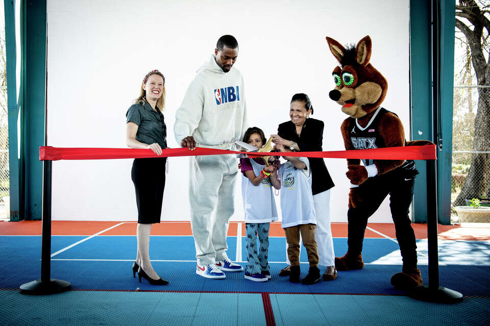 San Antonio Spurs star helps refurbish community basketball court