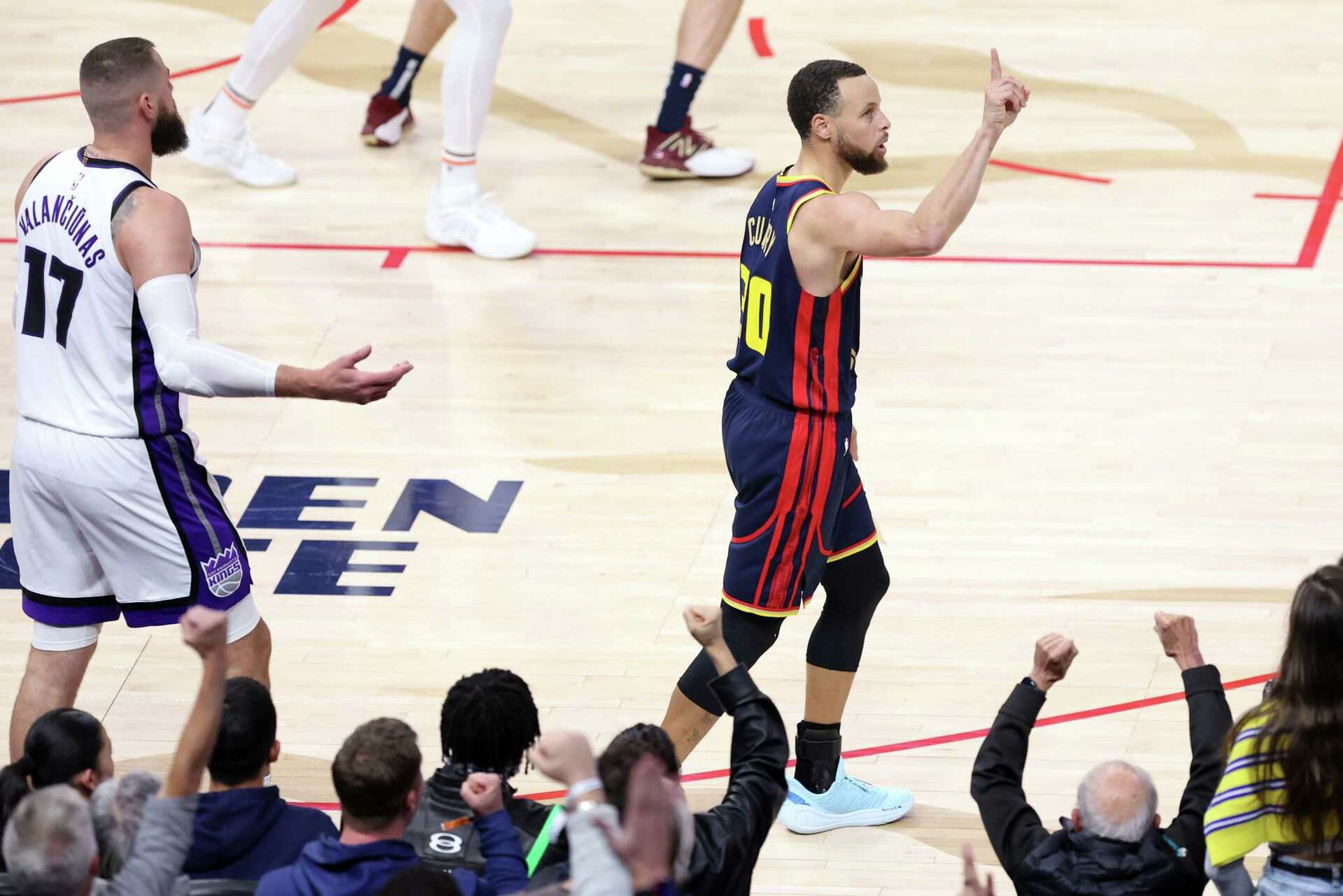 Steph Curry makes his 4,000th 3-pointer in Warriors’ game vs. Kings