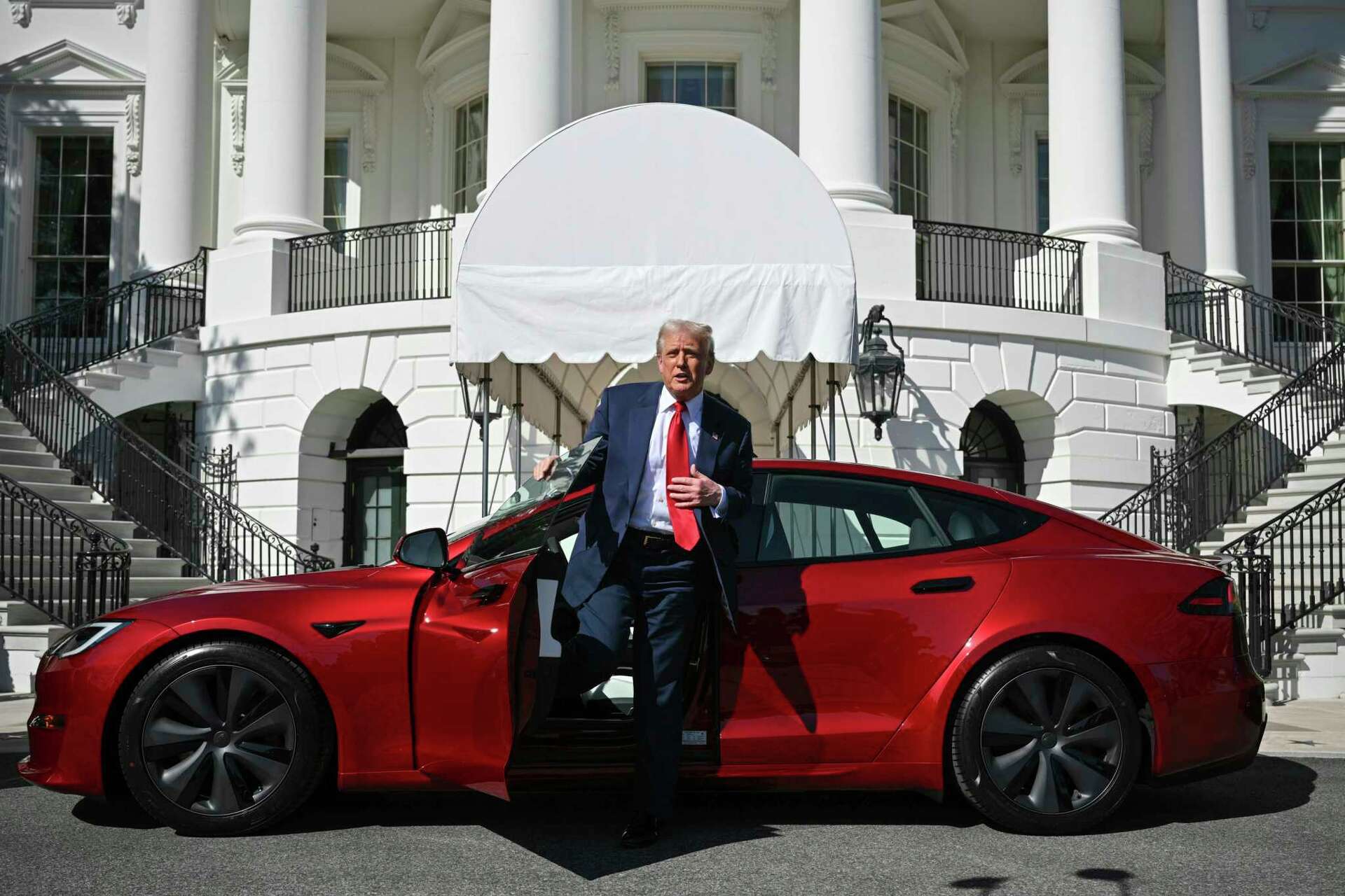 Opinion: Trump turns White House South Lawn into car dealership