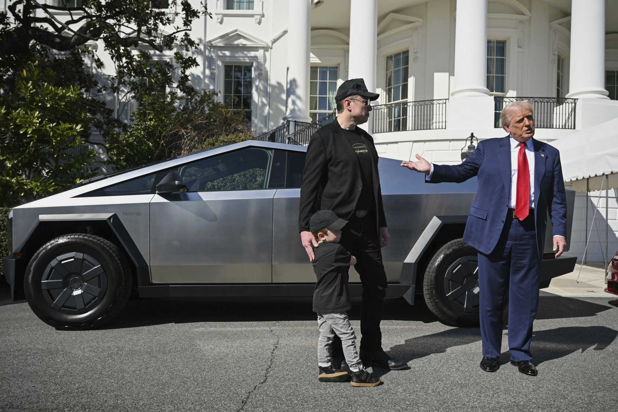 Opinion: Musk promotes Trump to top Tesla salesman on South Lawn