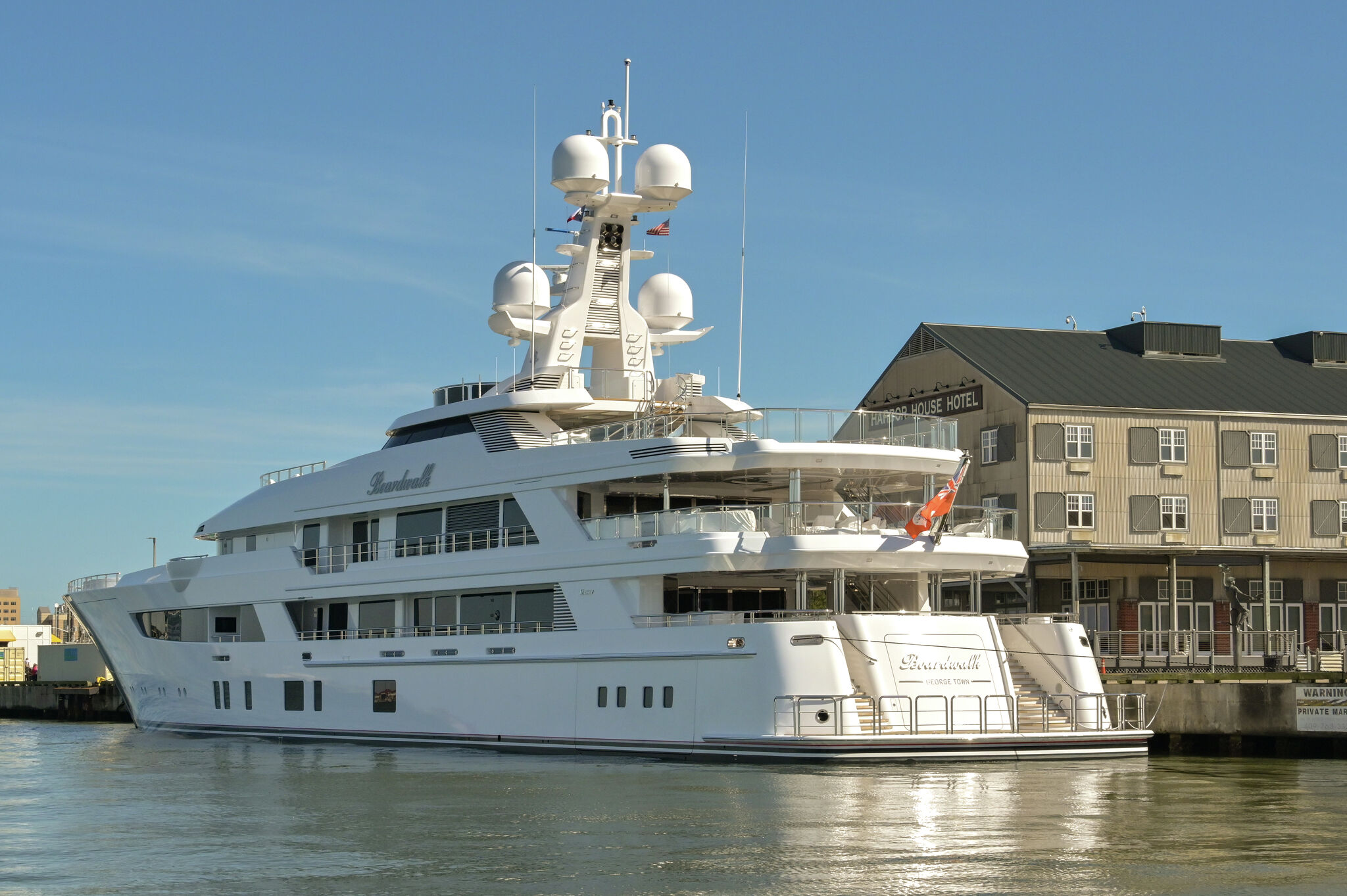 Tilman Fertitta parks super-yacht outside Washington, D.C.