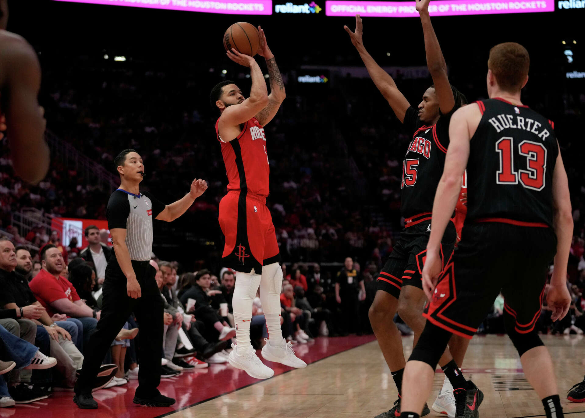 Houston Rockets win sixth in a row with scrappy victory over Bulls