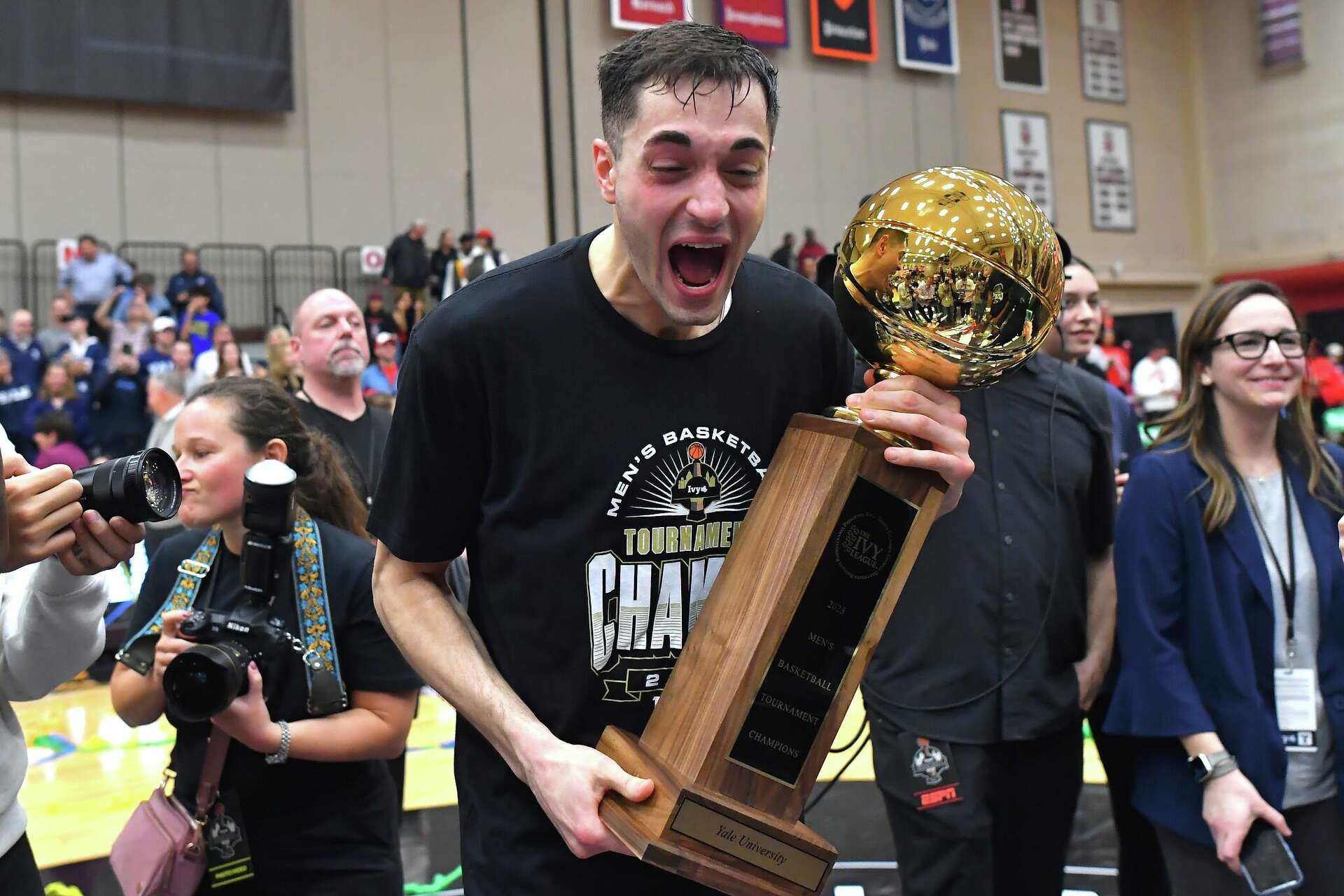 Yale men's basketball earns March Madness berth with Ivy League win