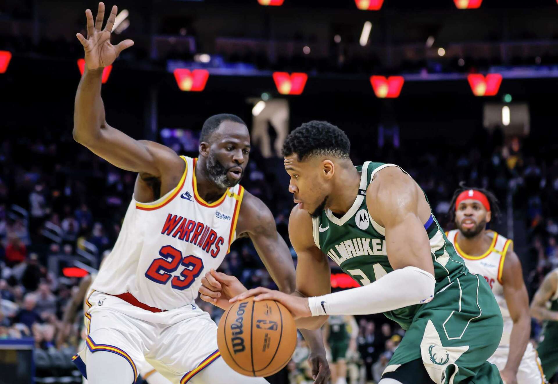 Jimmy Butler takes over, leads Steph Curry-less Warriors past Bucks