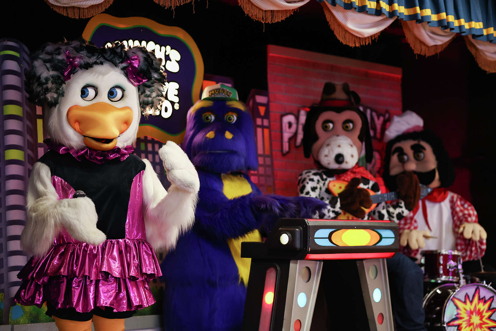 The last Chuck E. Cheese in California with an animatronic band