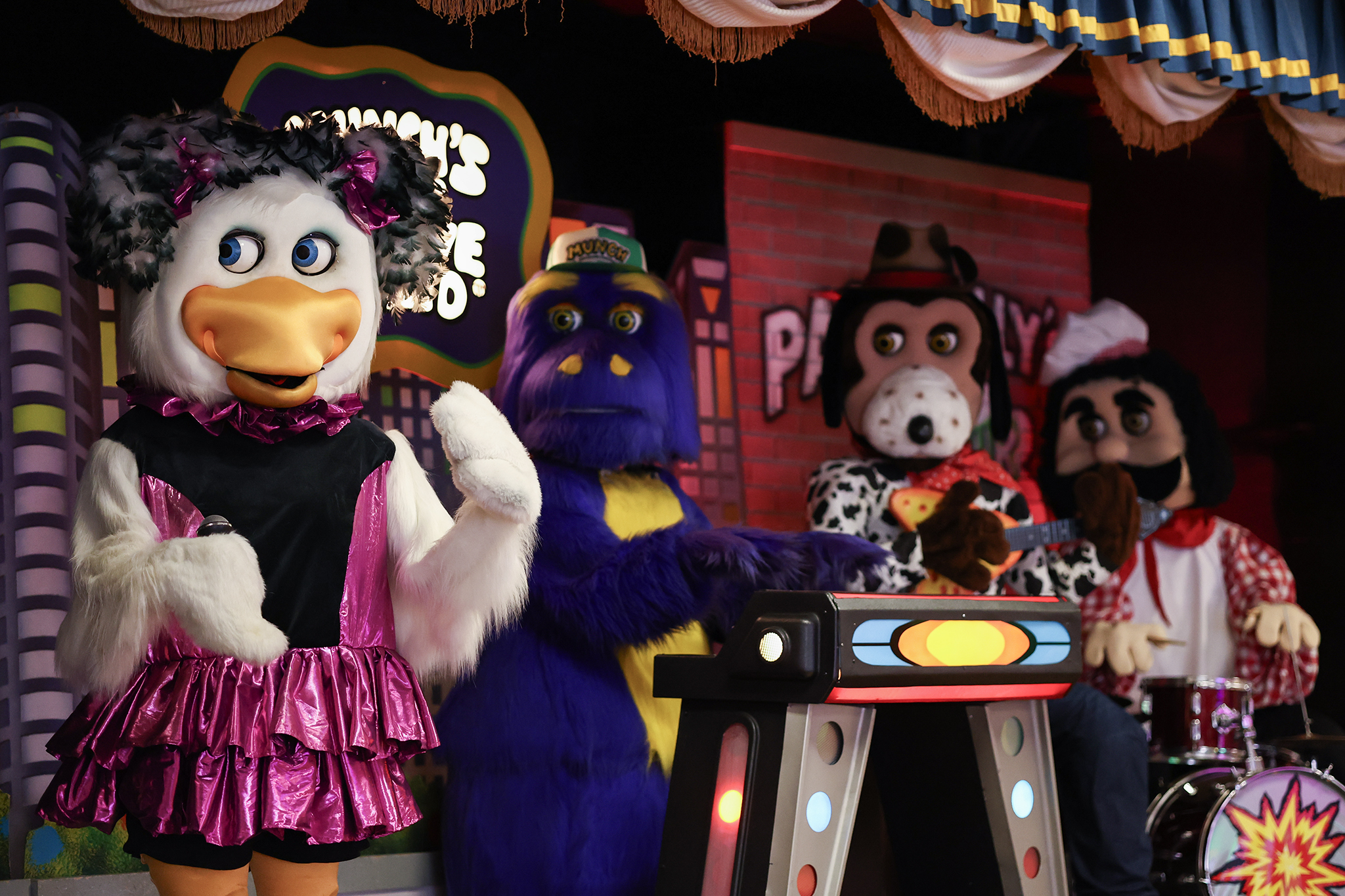 The last Chuck E. Cheese in California with an animatronic band