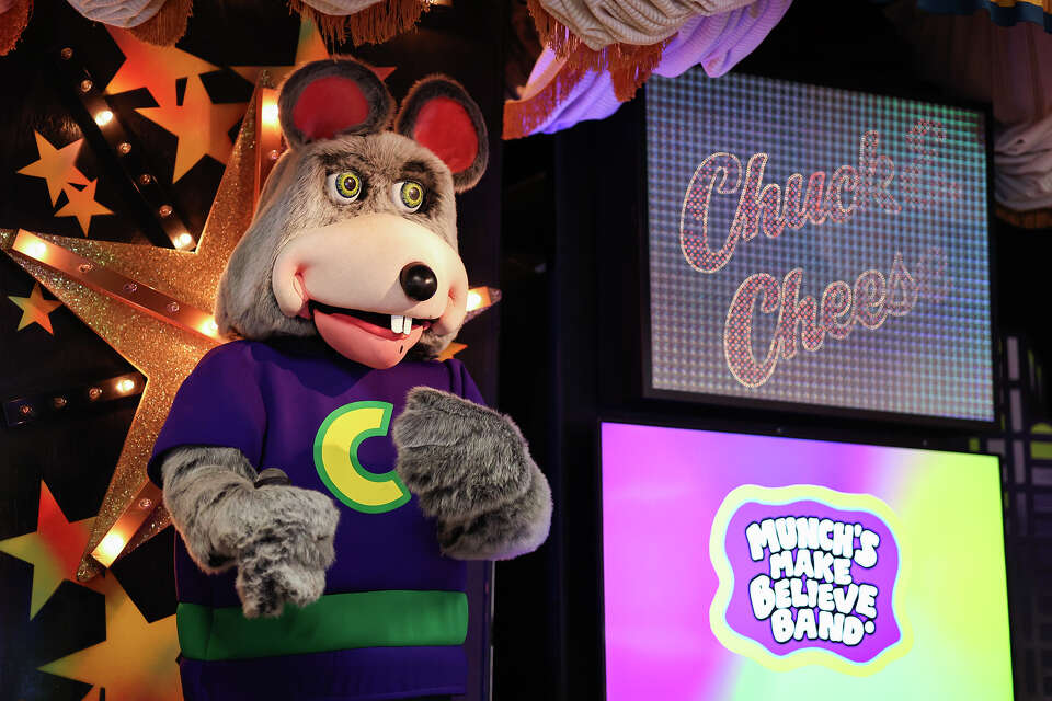 The last Chuck E. Cheese in California with an animatronic band