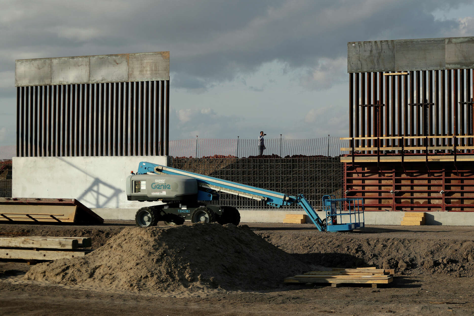 Feds award first contract to resume border wall construction in Texas