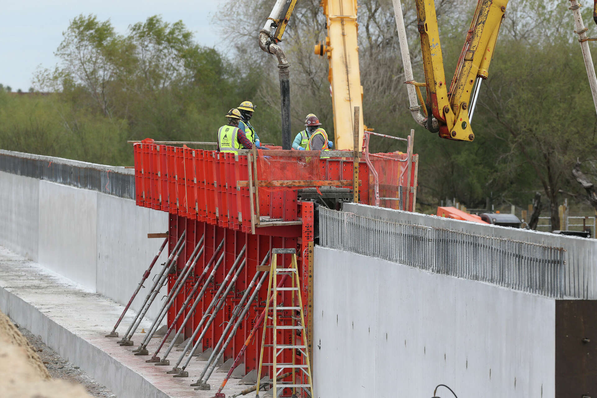 Feds award first contract to resume border wall construction in Texas