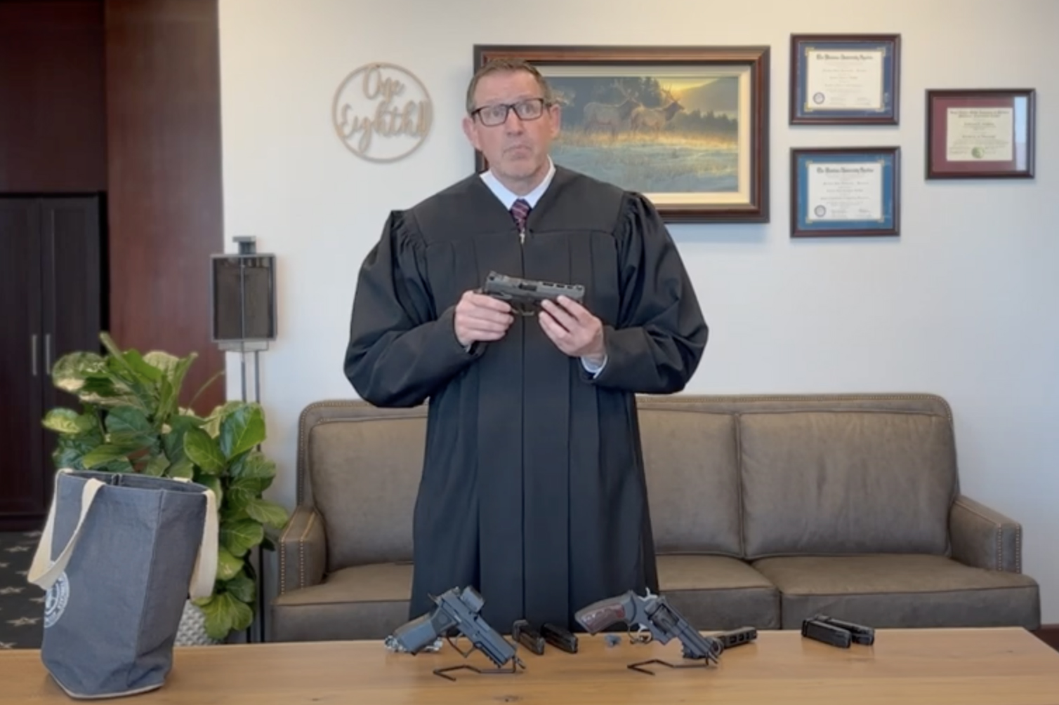 9th Circuit judge handles firearms cache in bizarre dissent video