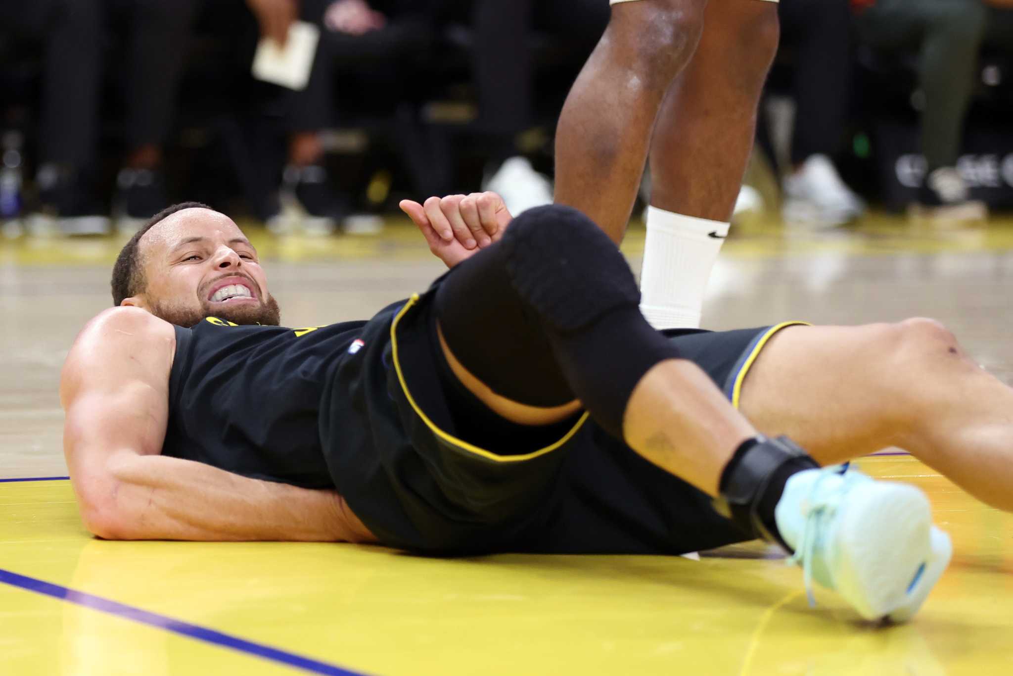 Warriors win after losing Steph Curry to a hard fall in third quarter
