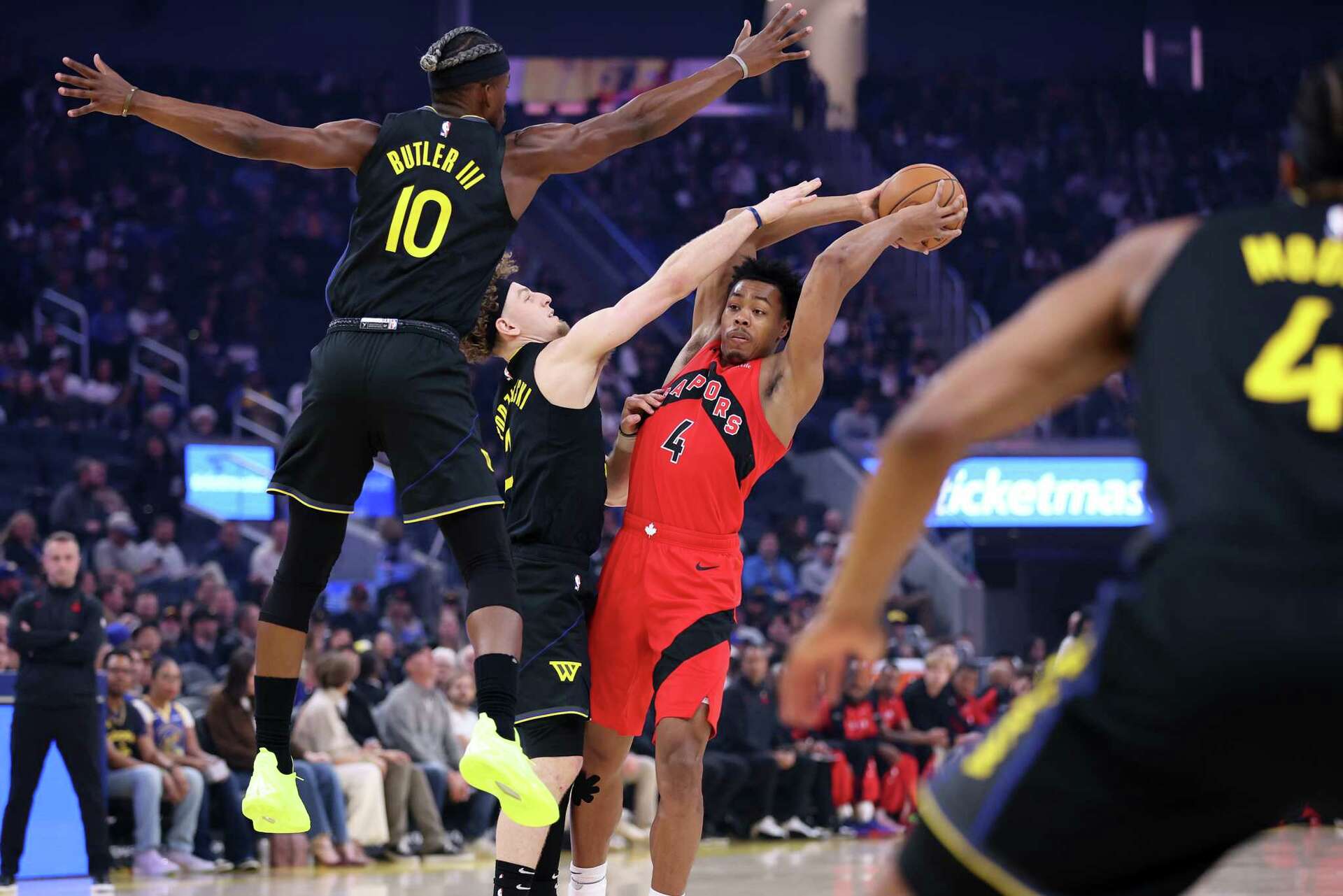 Warriors win after losing Steph Curry to a hard fall in third quarter