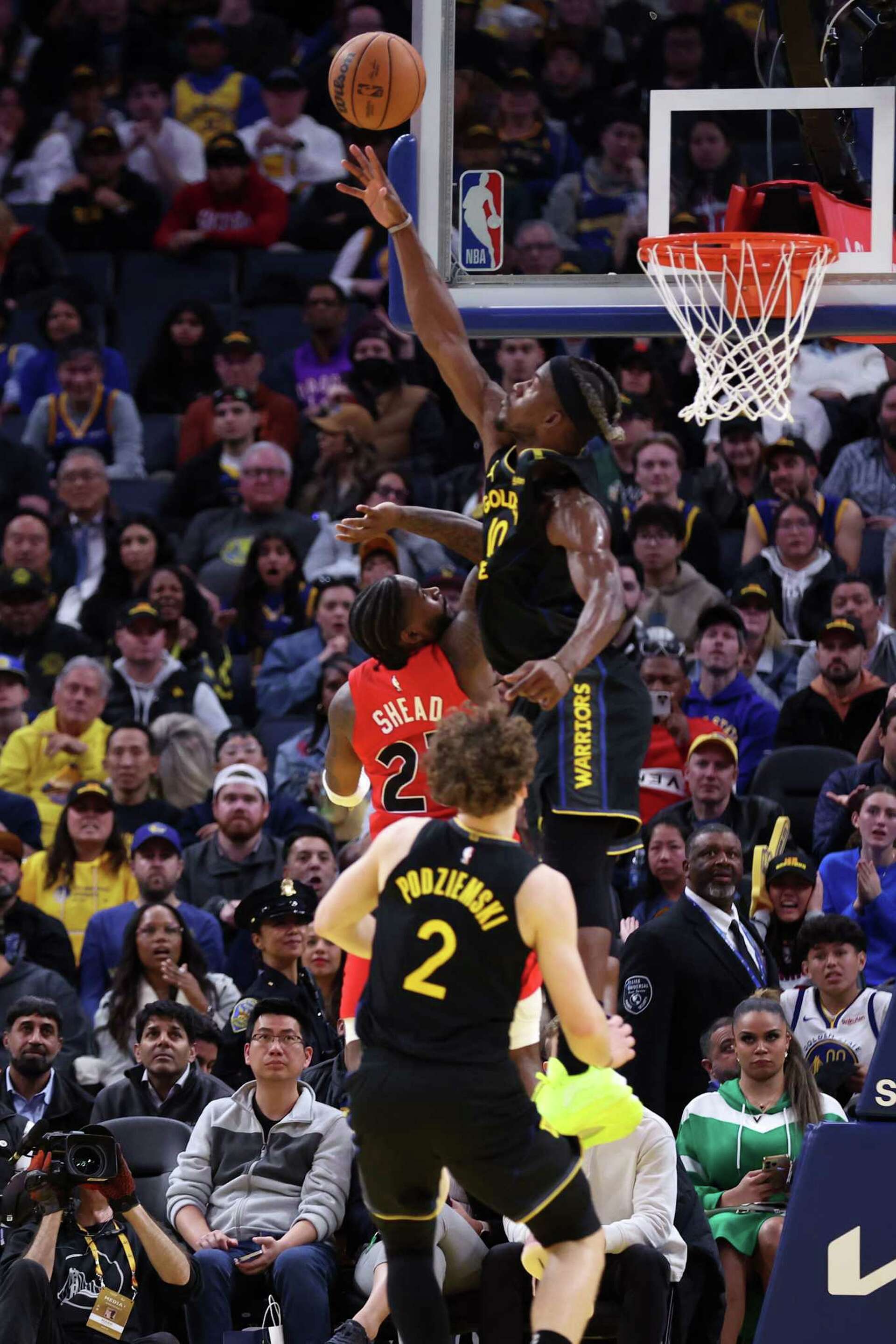 Warriors win after losing Steph Curry to a hard fall in third quarter