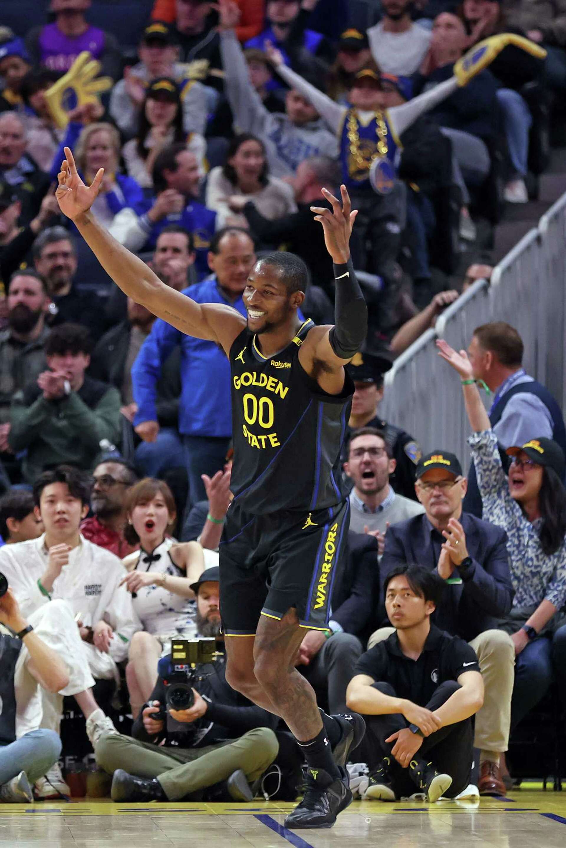 Warriors win after losing Steph Curry to a hard fall in third quarter