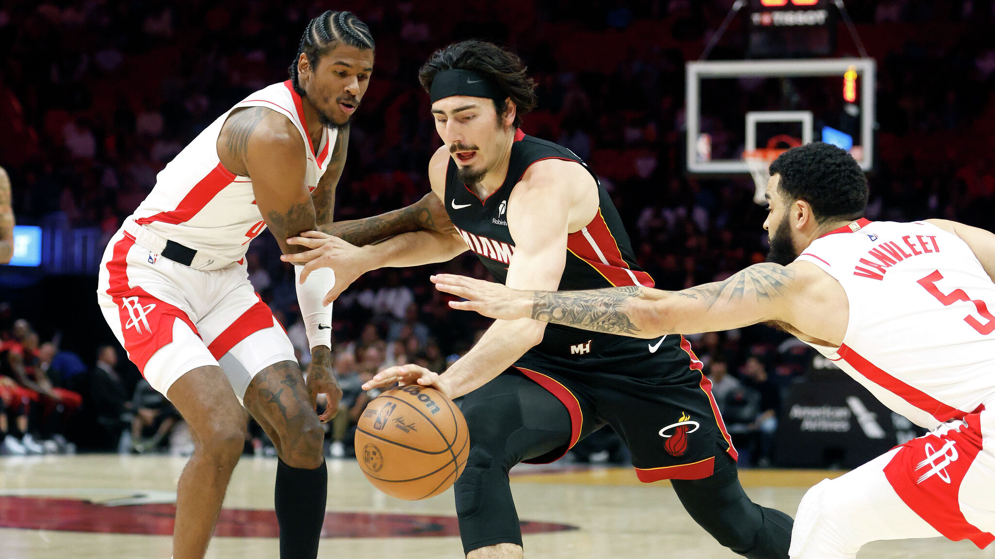 Houston Rockets defeat Miami Heat, extend streak to 9 games