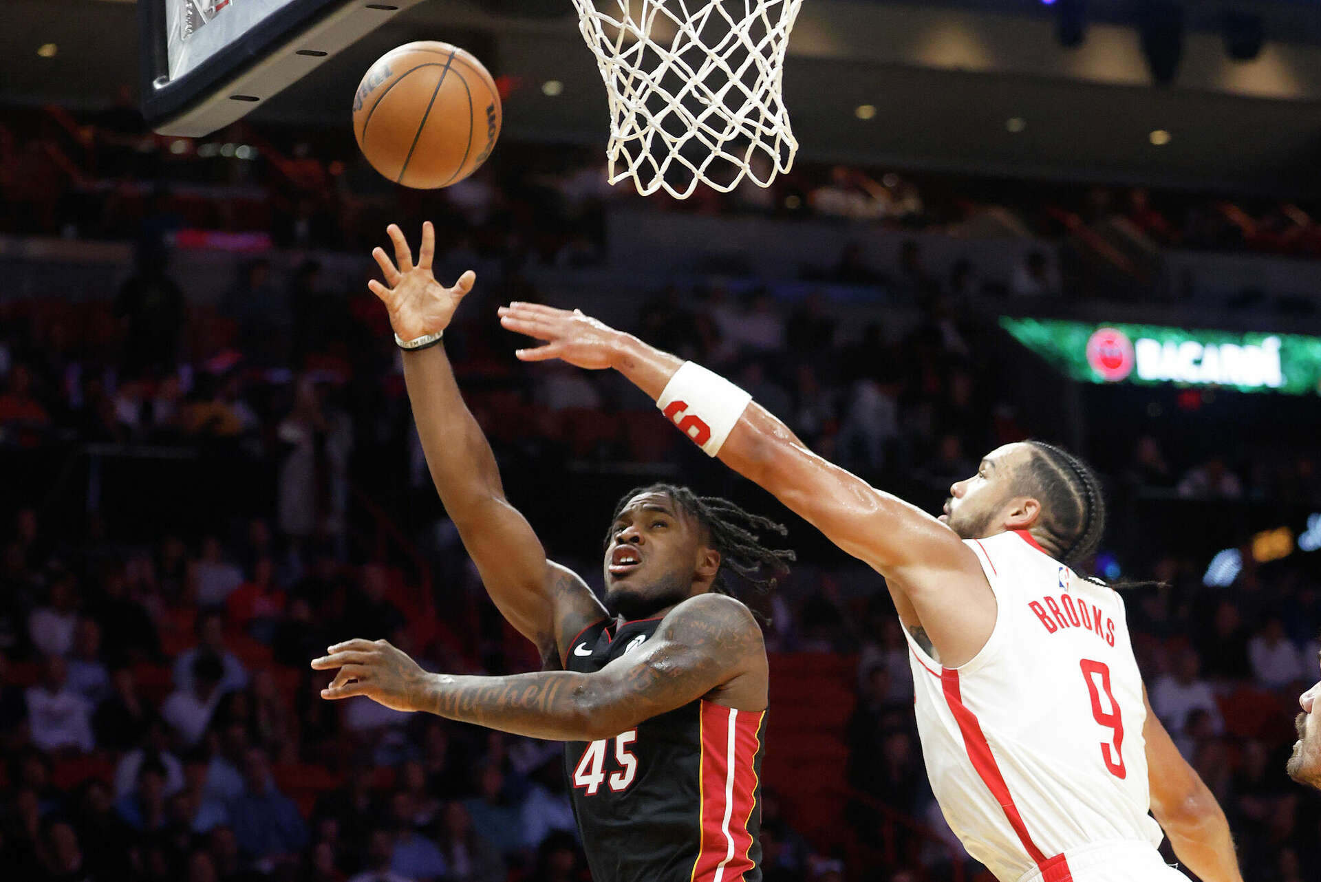 Houston Rockets defeat Miami Heat, extend streak to 9 games