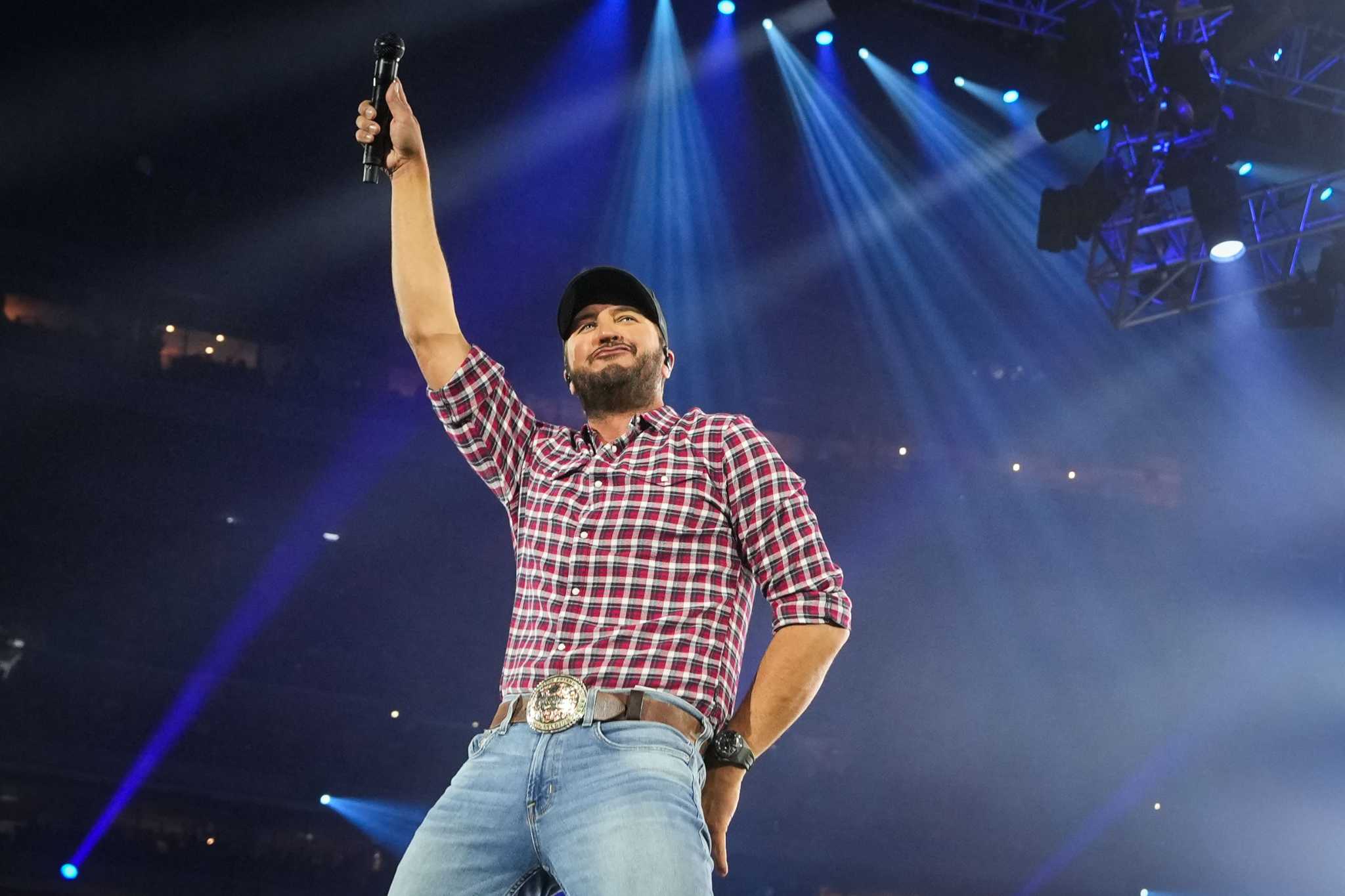 RodeoHouston review: Luke Bryan closes with a crowd of 71,103