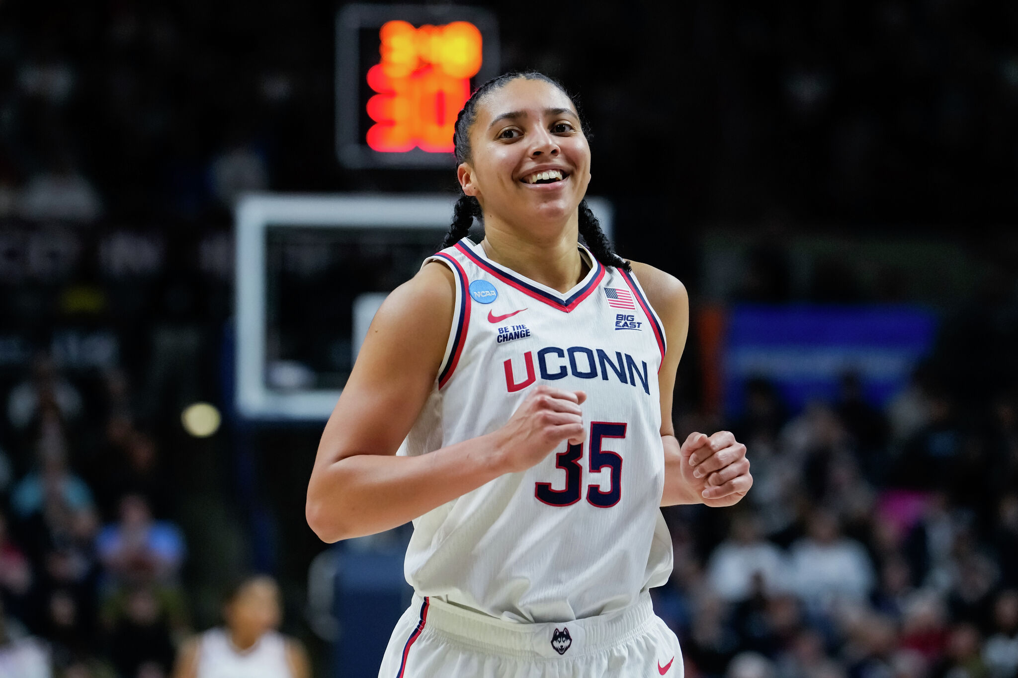 Azzi Fudd's dad celebrates UConn with a dance during Final Four game