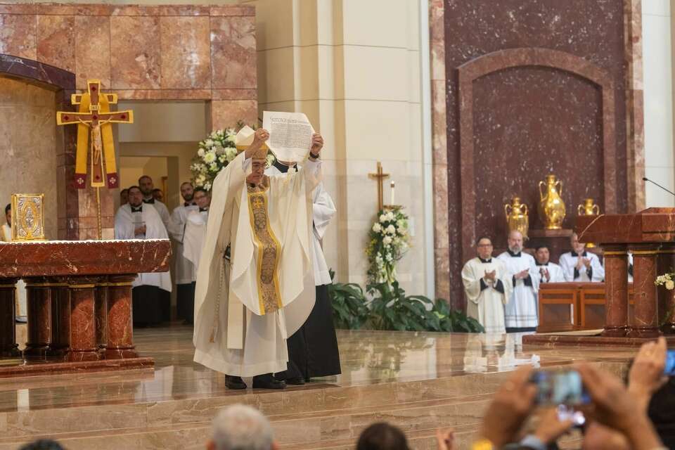 New archbishop installed in Archdiocese of Houston-Galveston