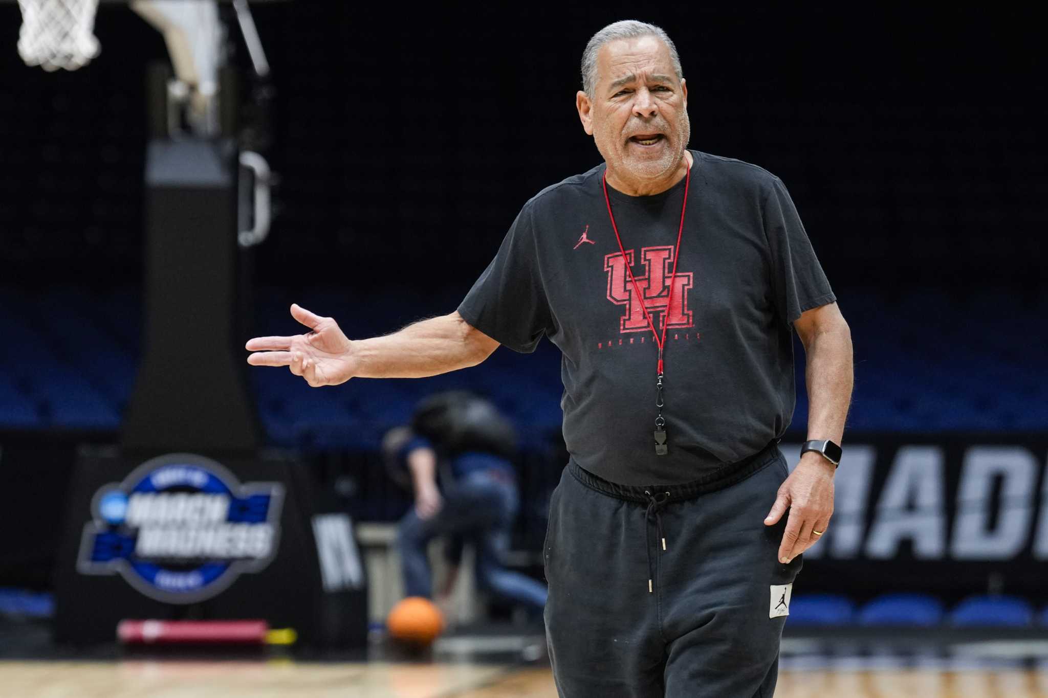 Sweet 16: UH coach Kelvin Sampson hopes grandkids will stay awake