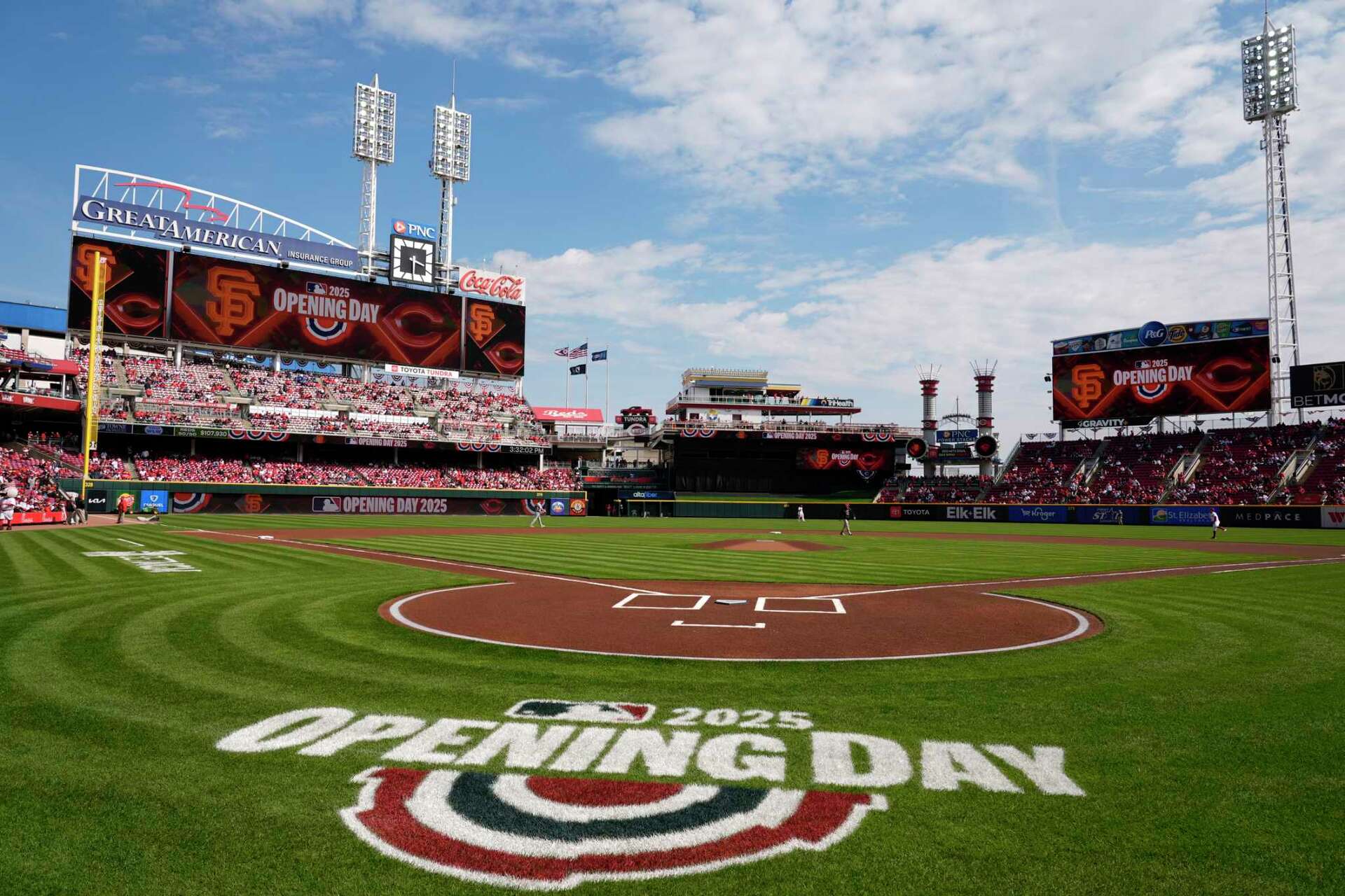 Giants erupt in ninth as four-run uprising stuns Reds on Opening Day