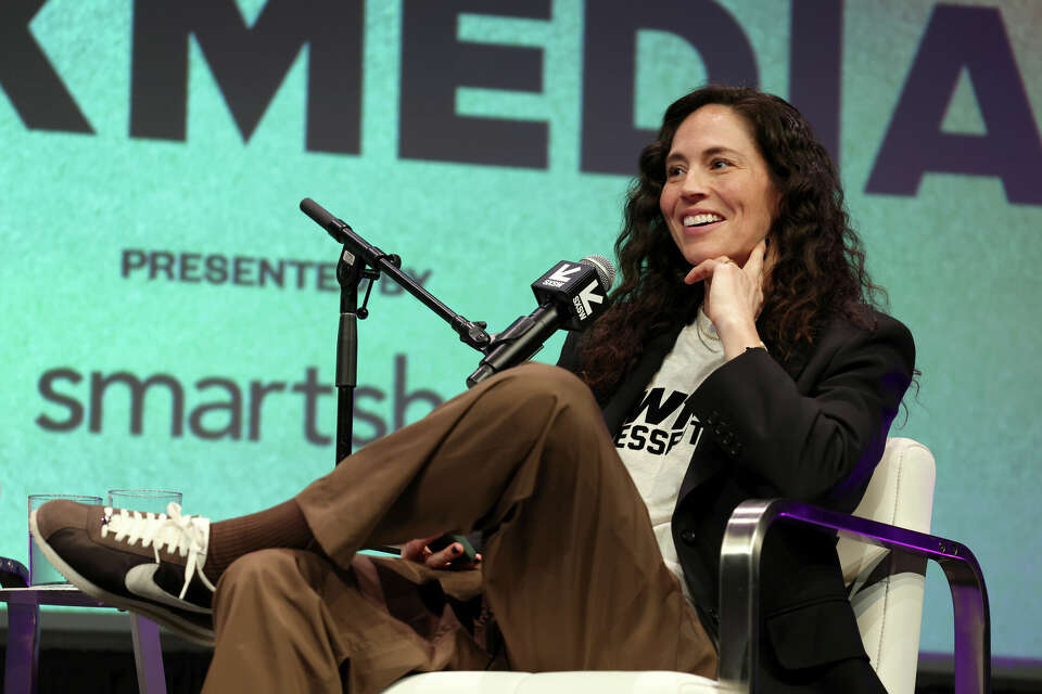 Was Geno Auriemma crying during press conference? Sue Bird has doubts