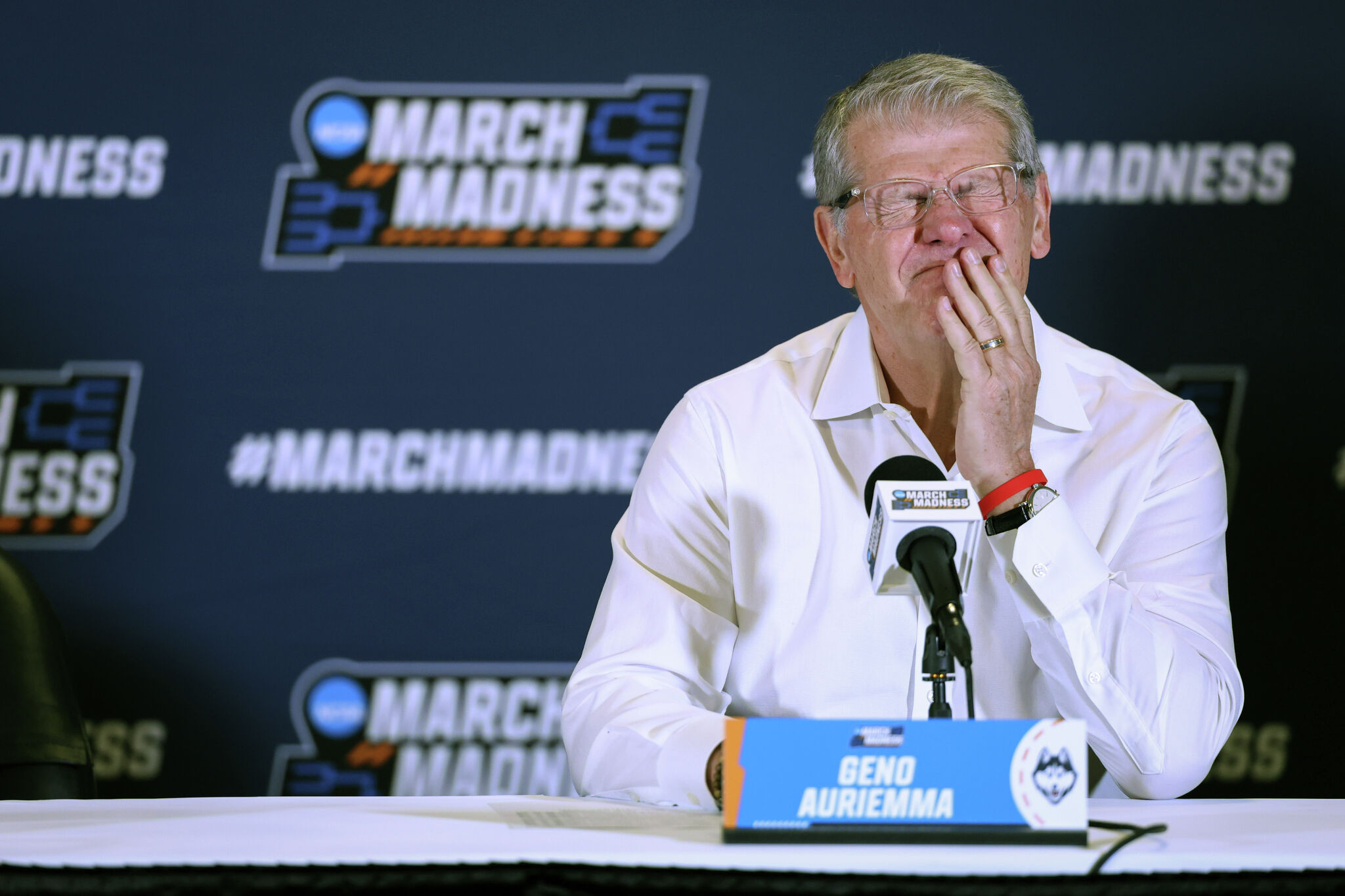 Was Geno Auriemma crying during press conference? Sue Bird has doubts